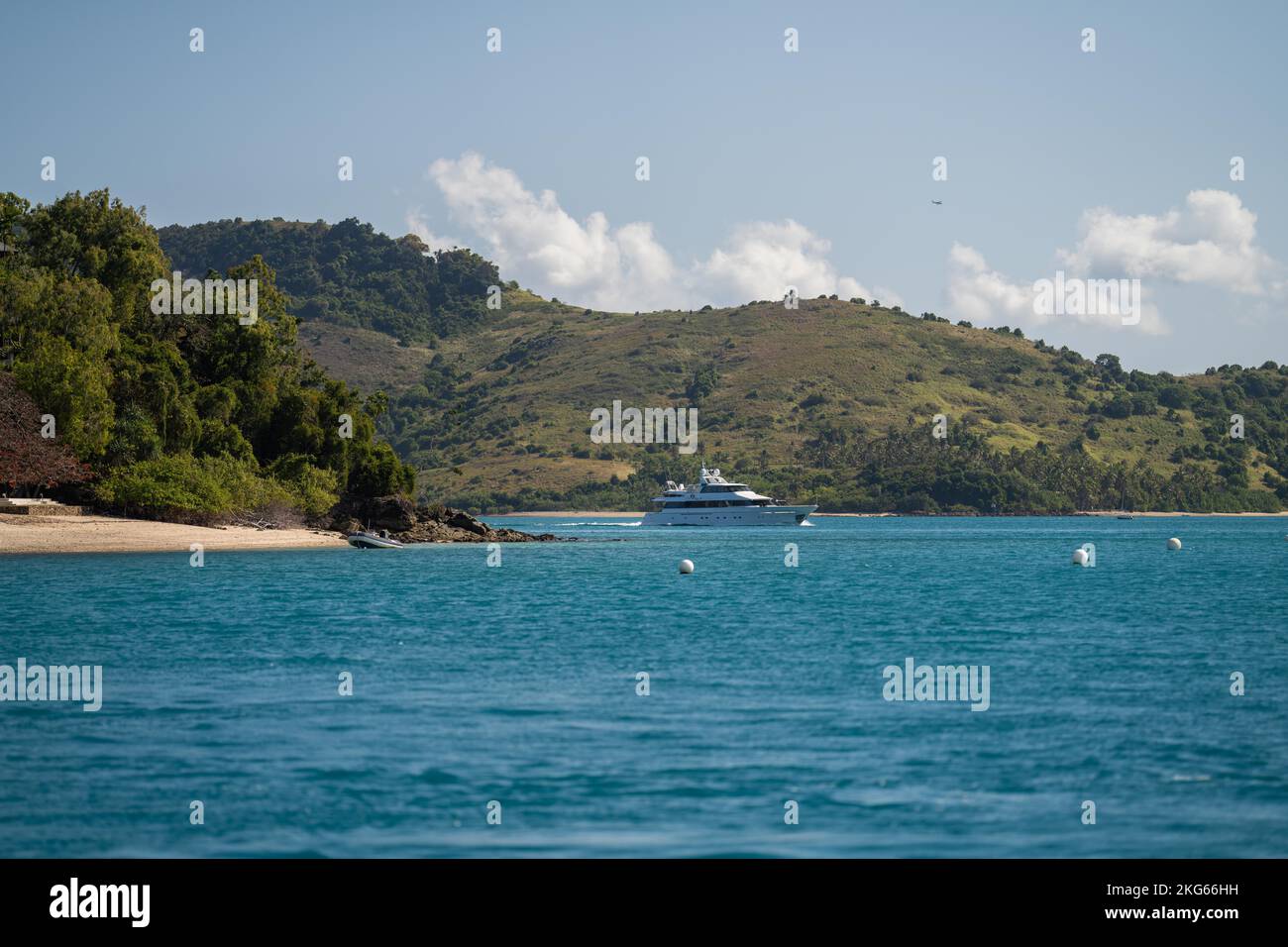 tropical islands and super yachts in queensland australia in spring ...