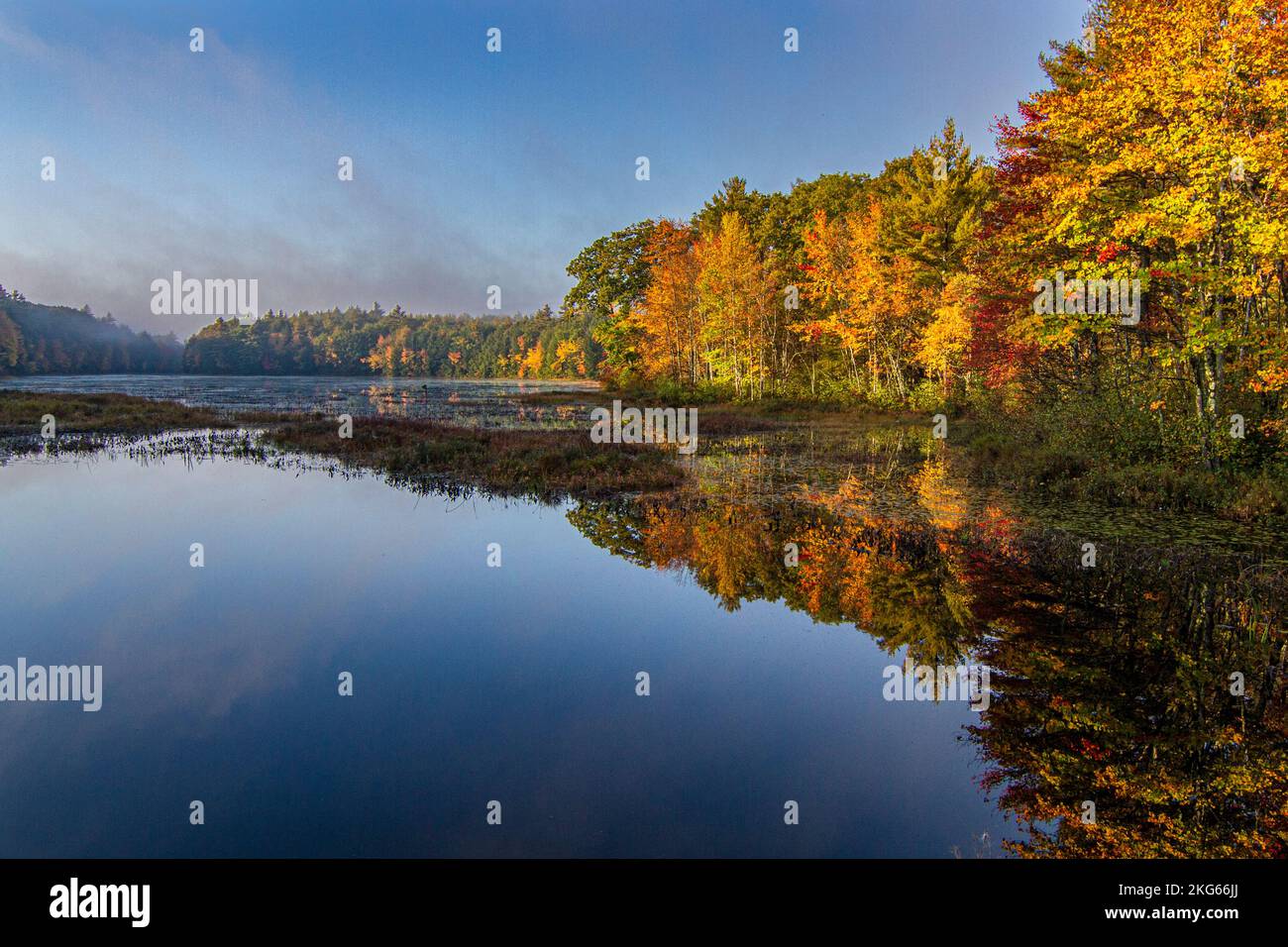 Fall colors surround Stone Bridge Pond in Templeton, MA Stock Photo - Alamy