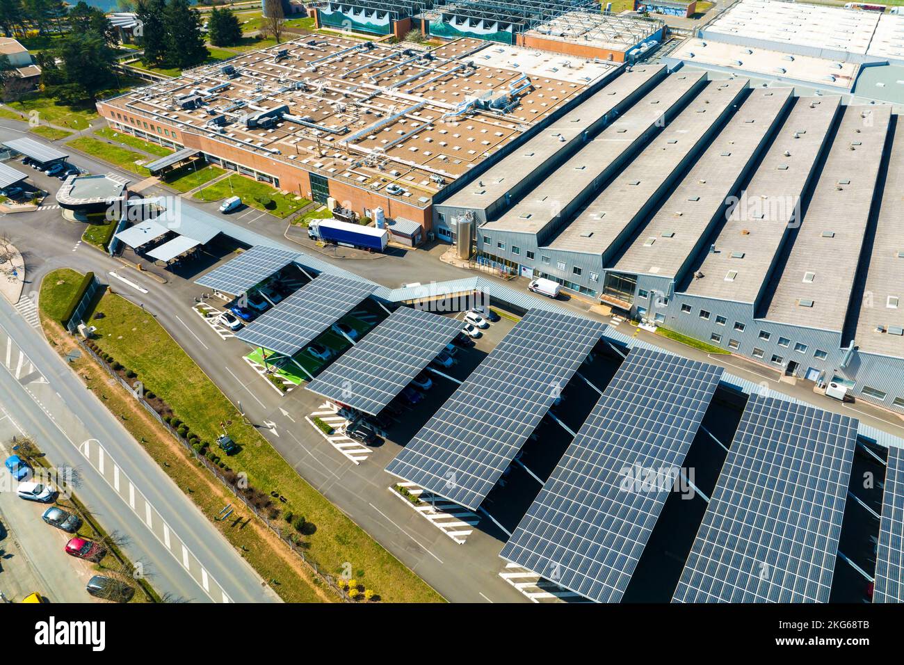Solar canopy installation hi-res stock photography and images - Alamy