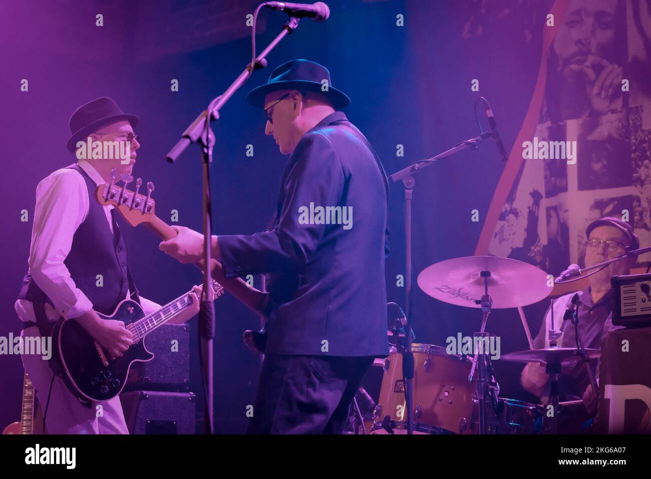 (L-R) Leigh Heggarty guitarist, and John "Segs" Jennings, bass ...