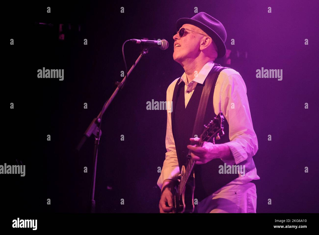 Southampton, UK. 19th Nov, 2022. Leigh Heggarty, guitarist and singer ...