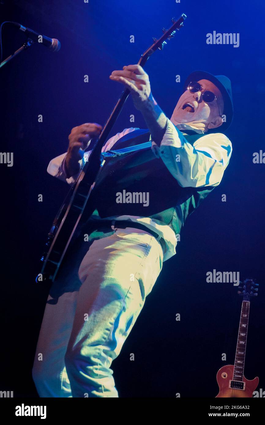 Southampton, UK. 19th Nov, 2022. Leigh Heggarty, guitarist and singer ...