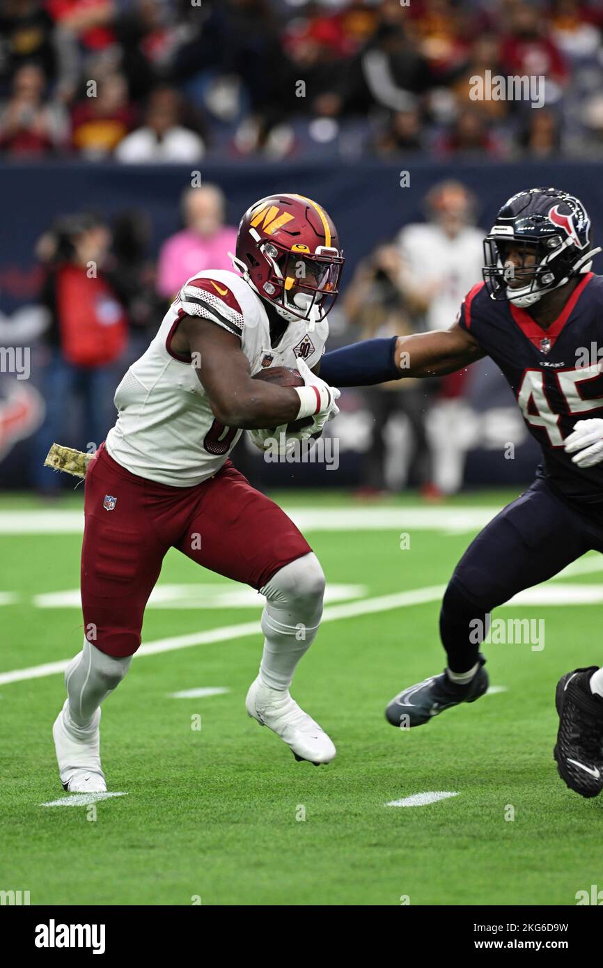 Washington Commanders running back Brian Robinson Jr. (8) tries to ...