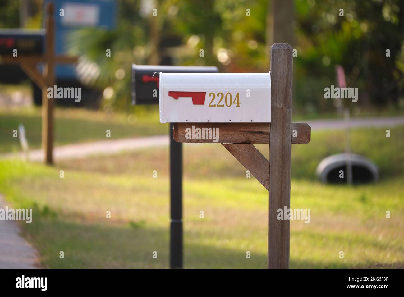 American outdoor metal mailbox hi-res stock photography and images - Alamy