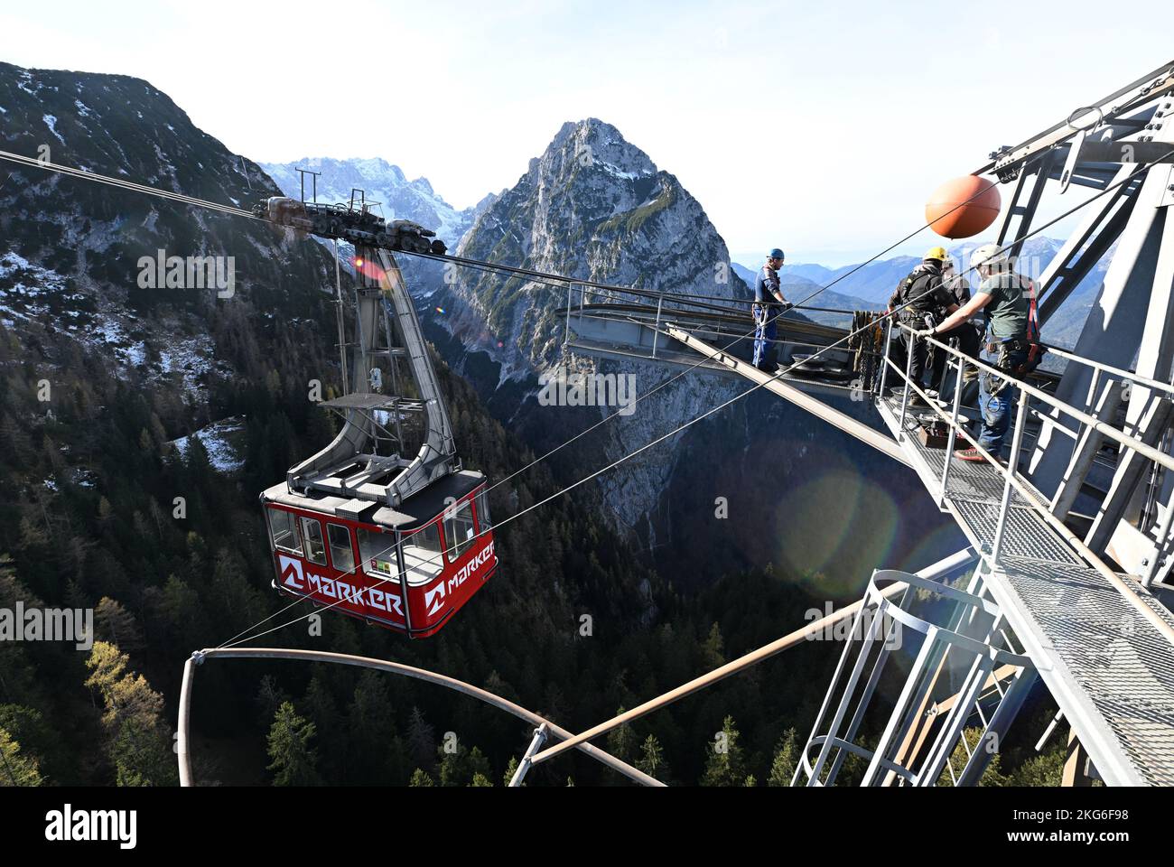 Zugspitze cable cars hi-res stock photography and images - Alamy