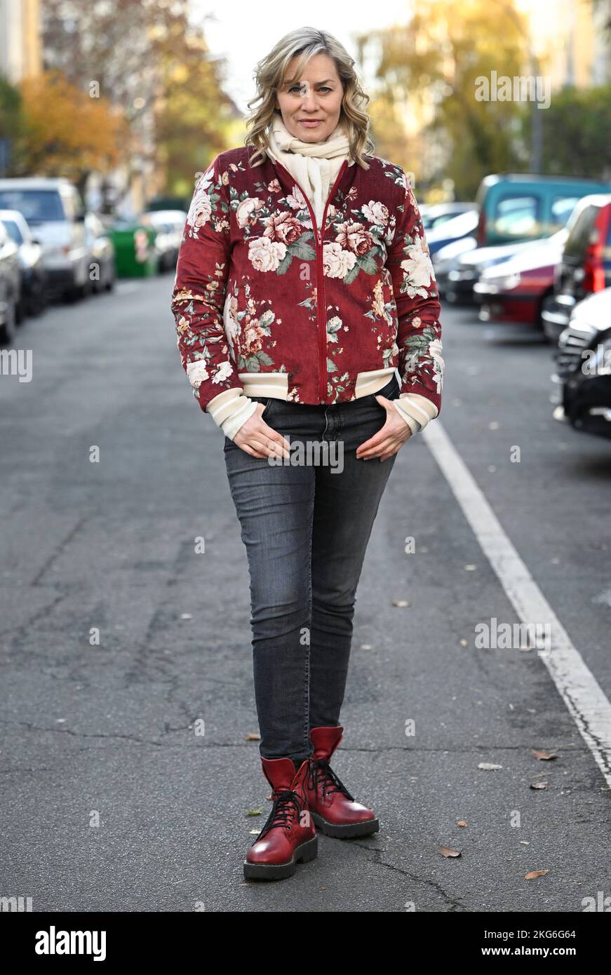 Berlin, Germany. 18th Nov, 2022. Actress Gesine Cukrowski stands at a ...