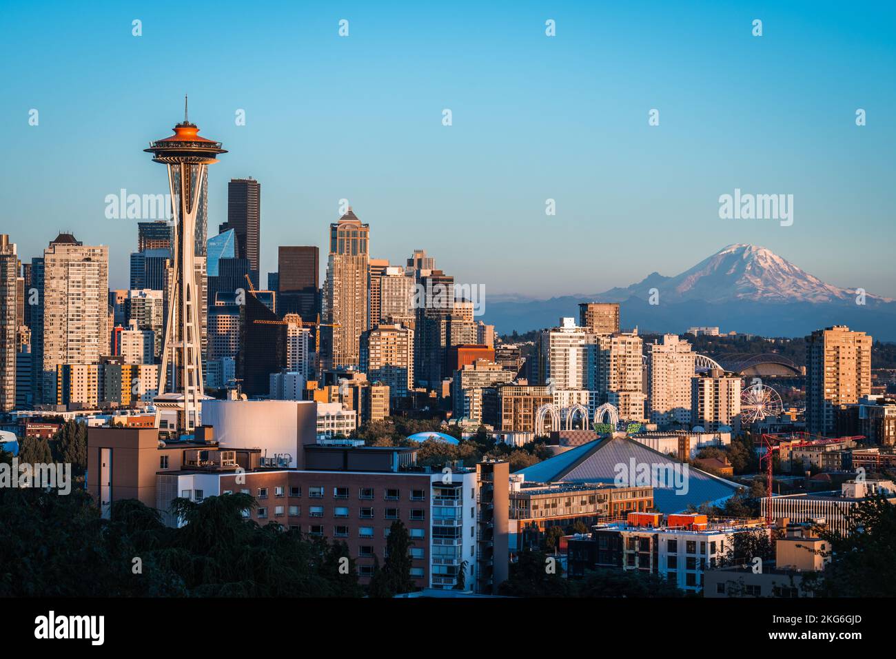 The Seattle cityscape during a clear sky day with Mount Rainer at the ...