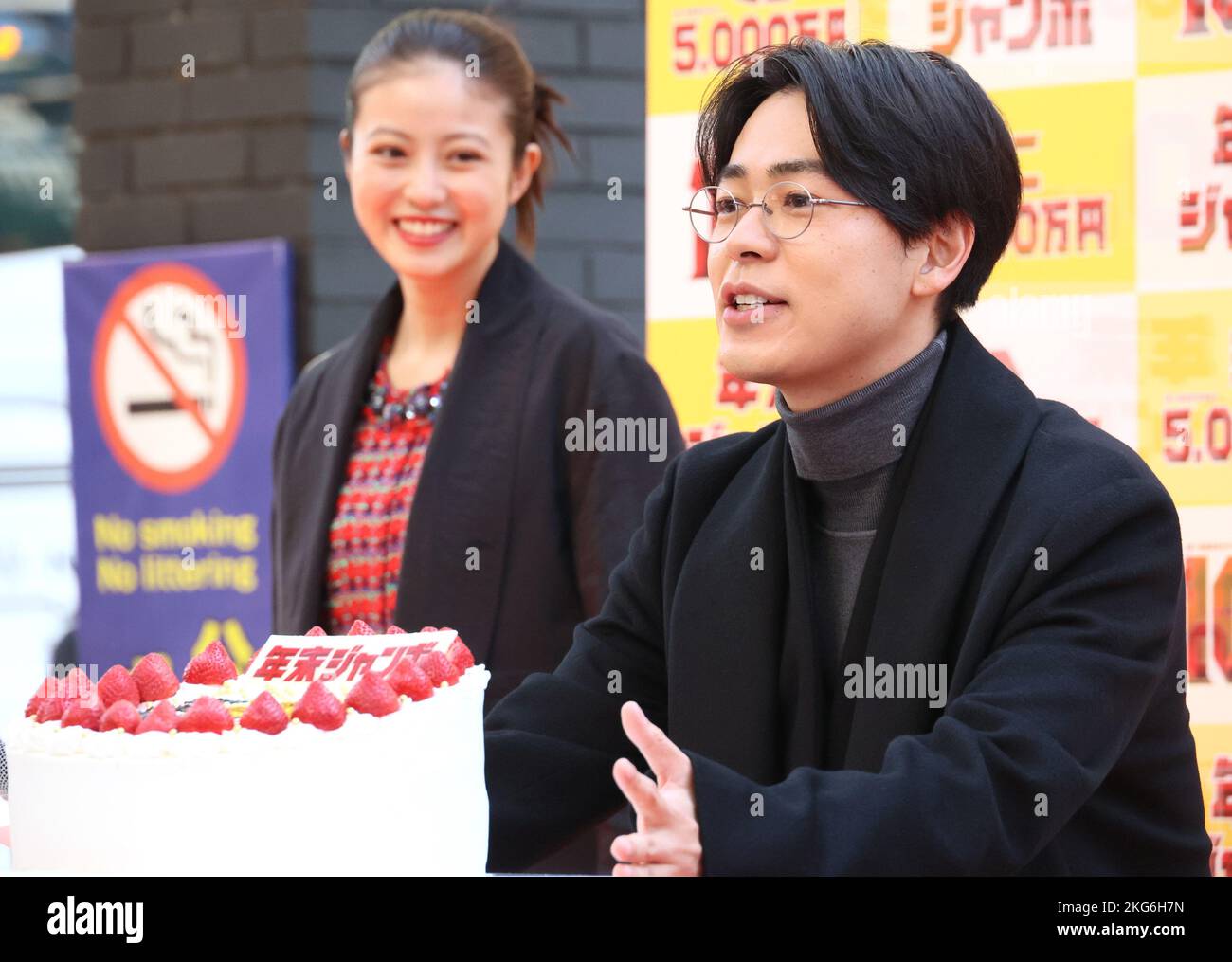 Tokyo, Japan. 22nd Nov, 2022. Japanese actor Ryo Narita receives a birthday cake as he attends a ...