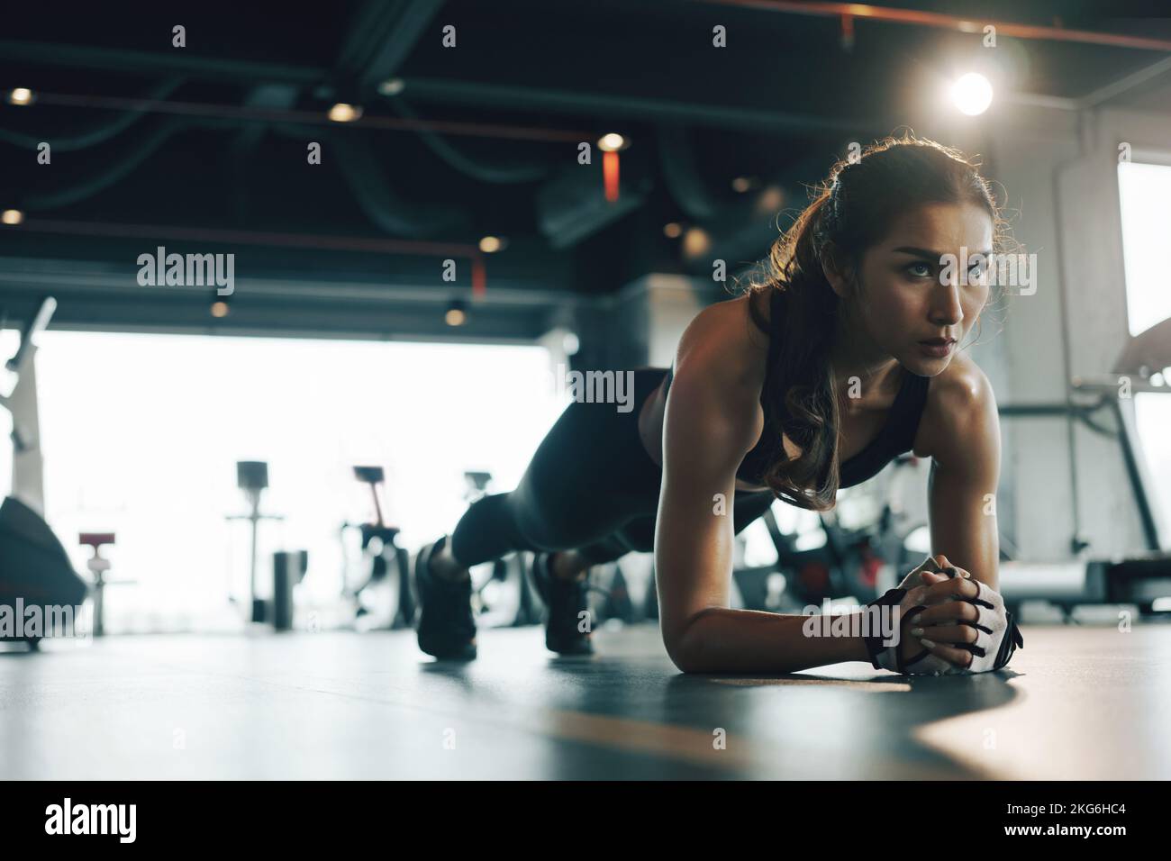 Female exercise plank hi-res stock photography and images - Alamy