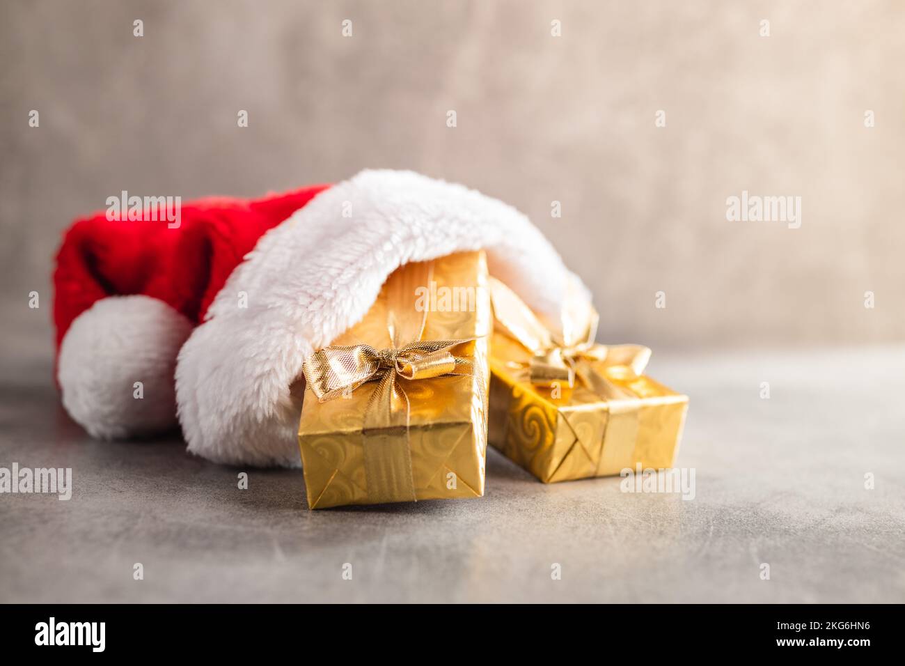 Red christmas hat gift hi-res stock photography and images - Alamy