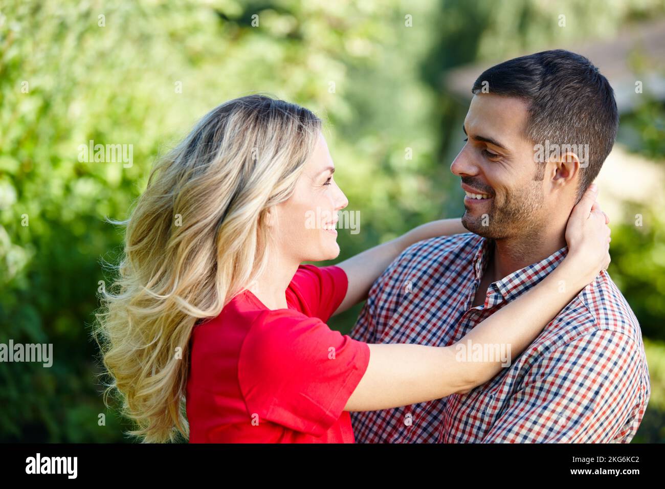 Couple standing arm in arm hi-res stock photography and images - Alamy