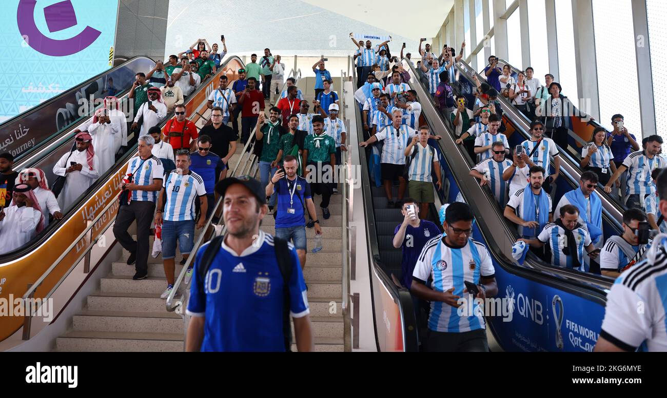 Saudi arabian football fans saudi hi-res stock photography and images ...