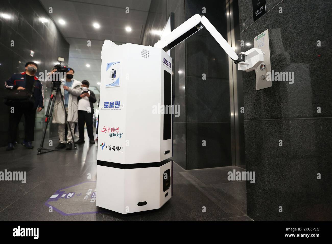 22nd Nov, 2022. Seoul city hires robot official A robot official pushes ...