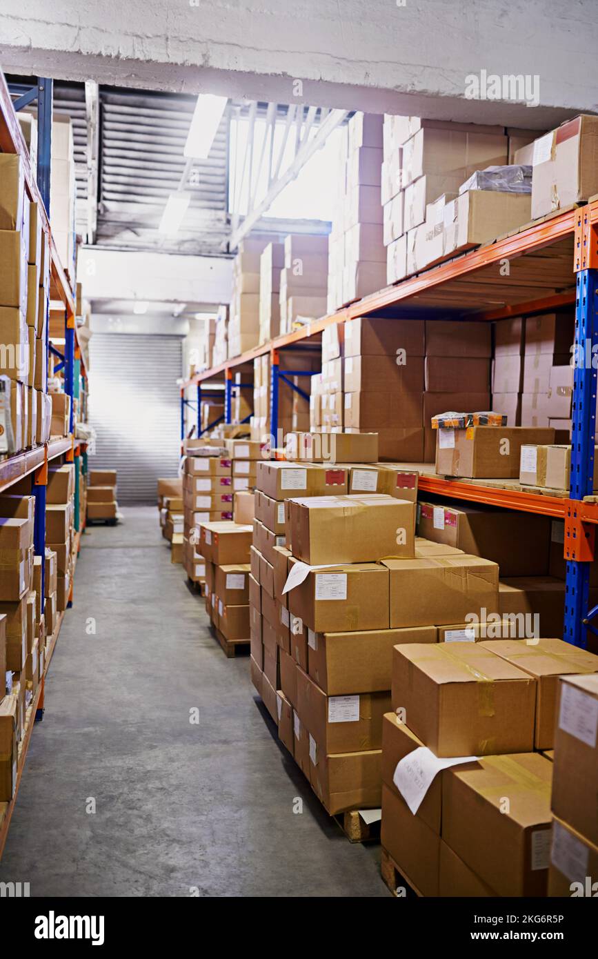 Empty warehouse shelves hi-res stock photography and images - Alamy