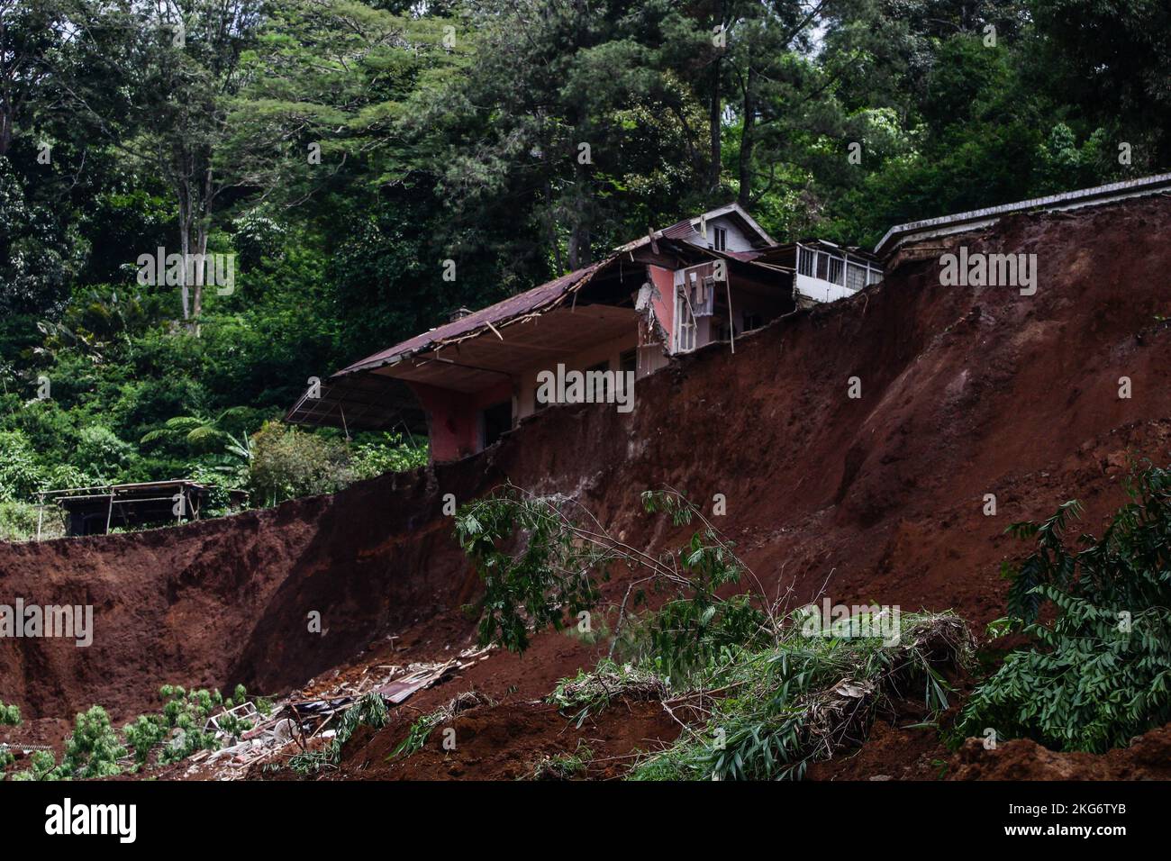 Cianjur, West Java, Indonesia. 22nd Nov, 2022. The ruins of house is ...