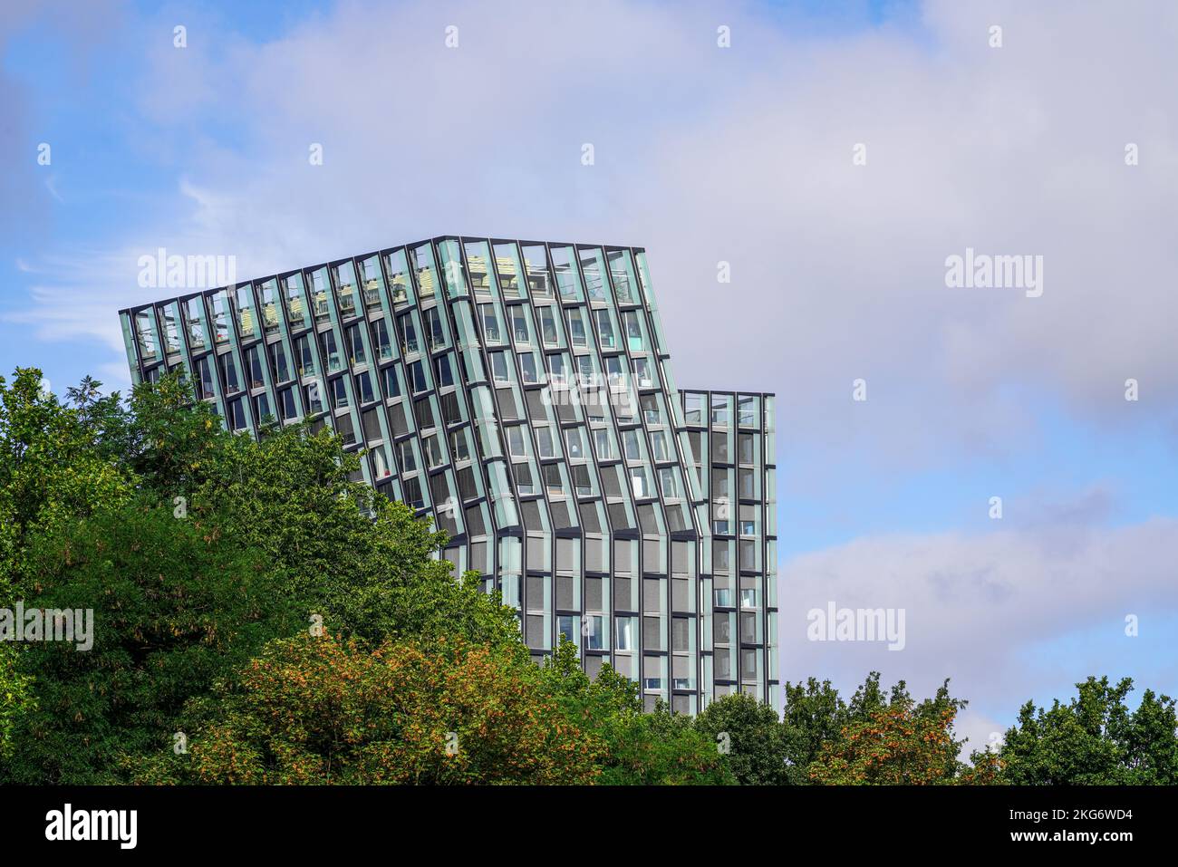 Modern skyscrapers dancing towers hi-res stock photography and images ...