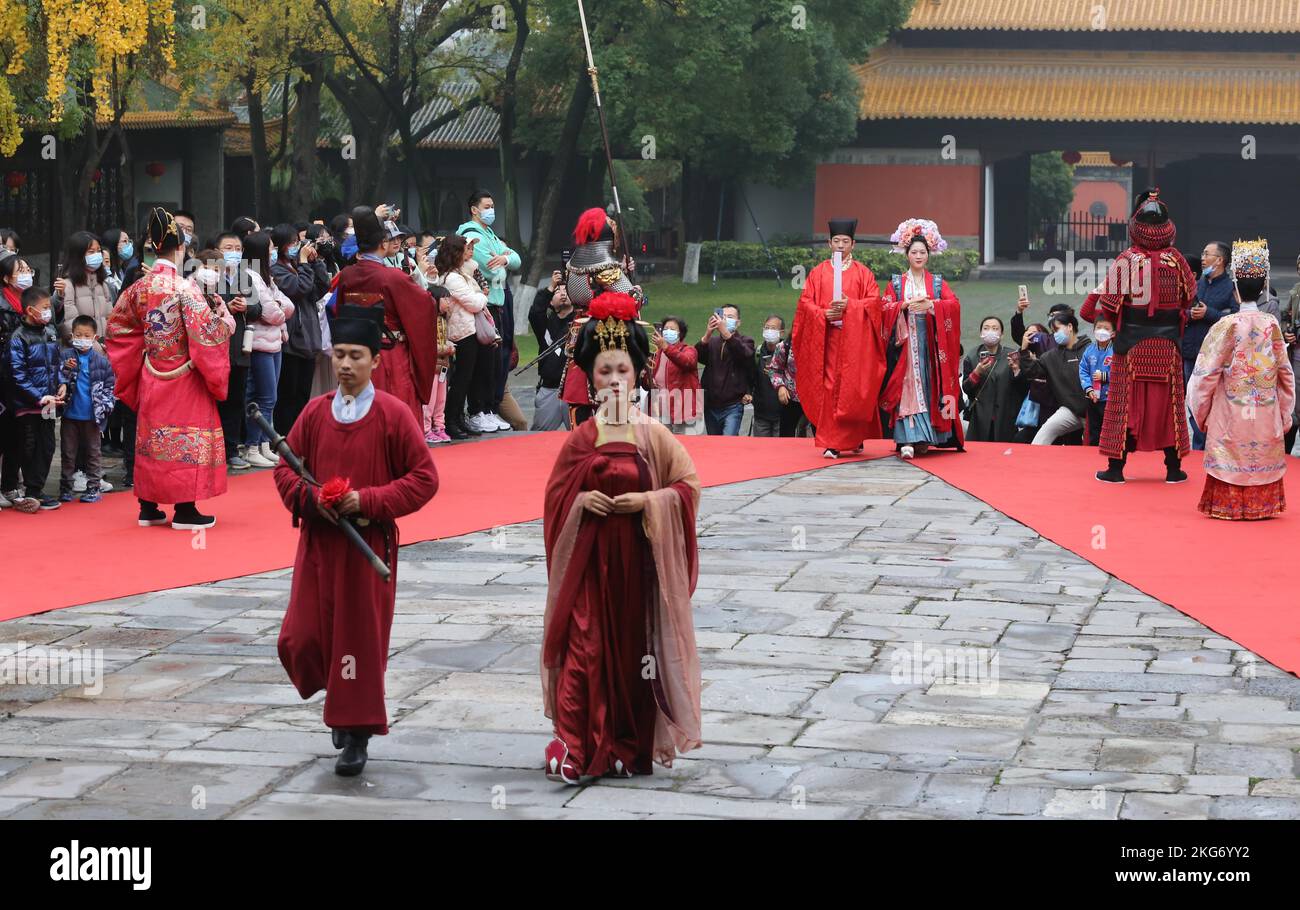 The Hanfu show and Armour reduction performance on the free open day of ...