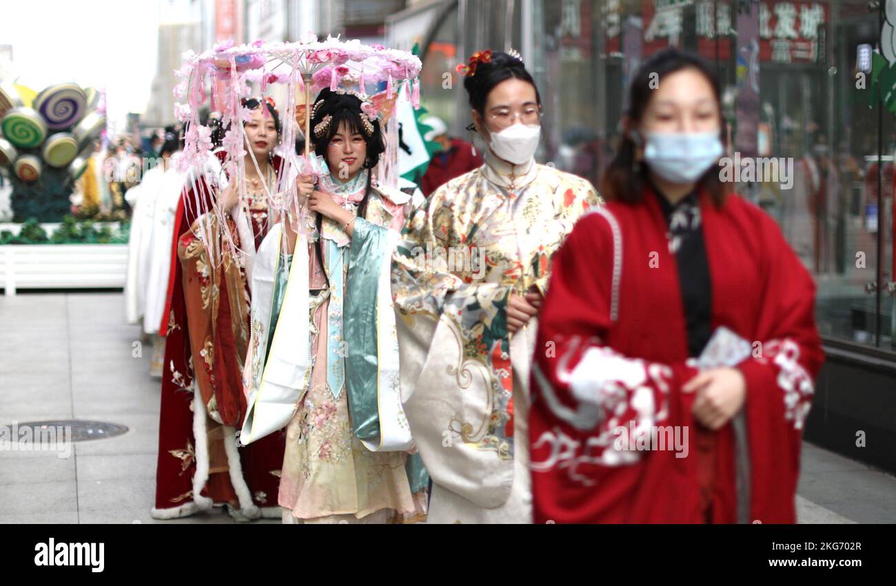 Hundreds of Hanfu enthusiasts participated in the 8th Shenyang Hanfu ...