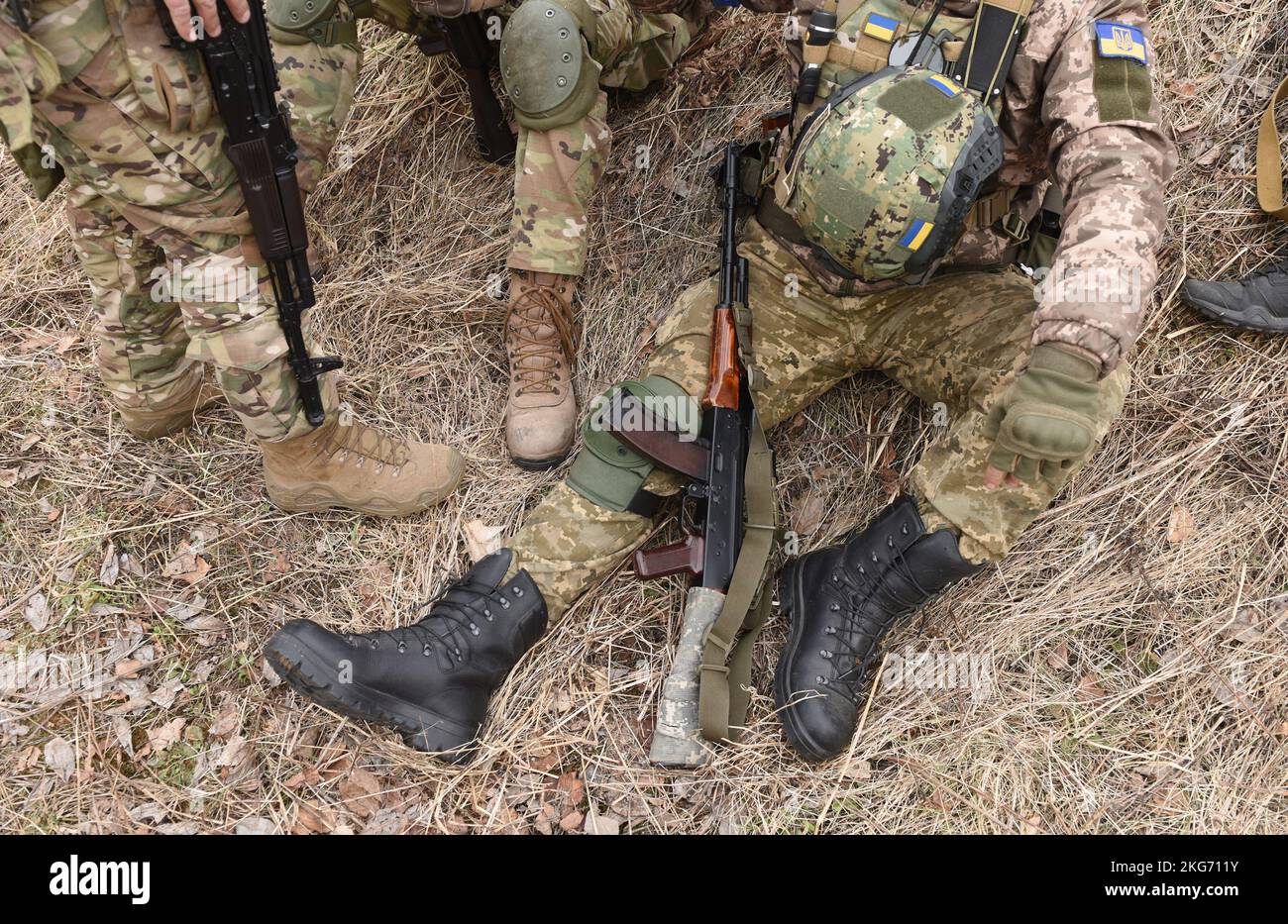 Soldiers with assault rifles AK. Ukrainian soldiers Stock Photo - Alamy