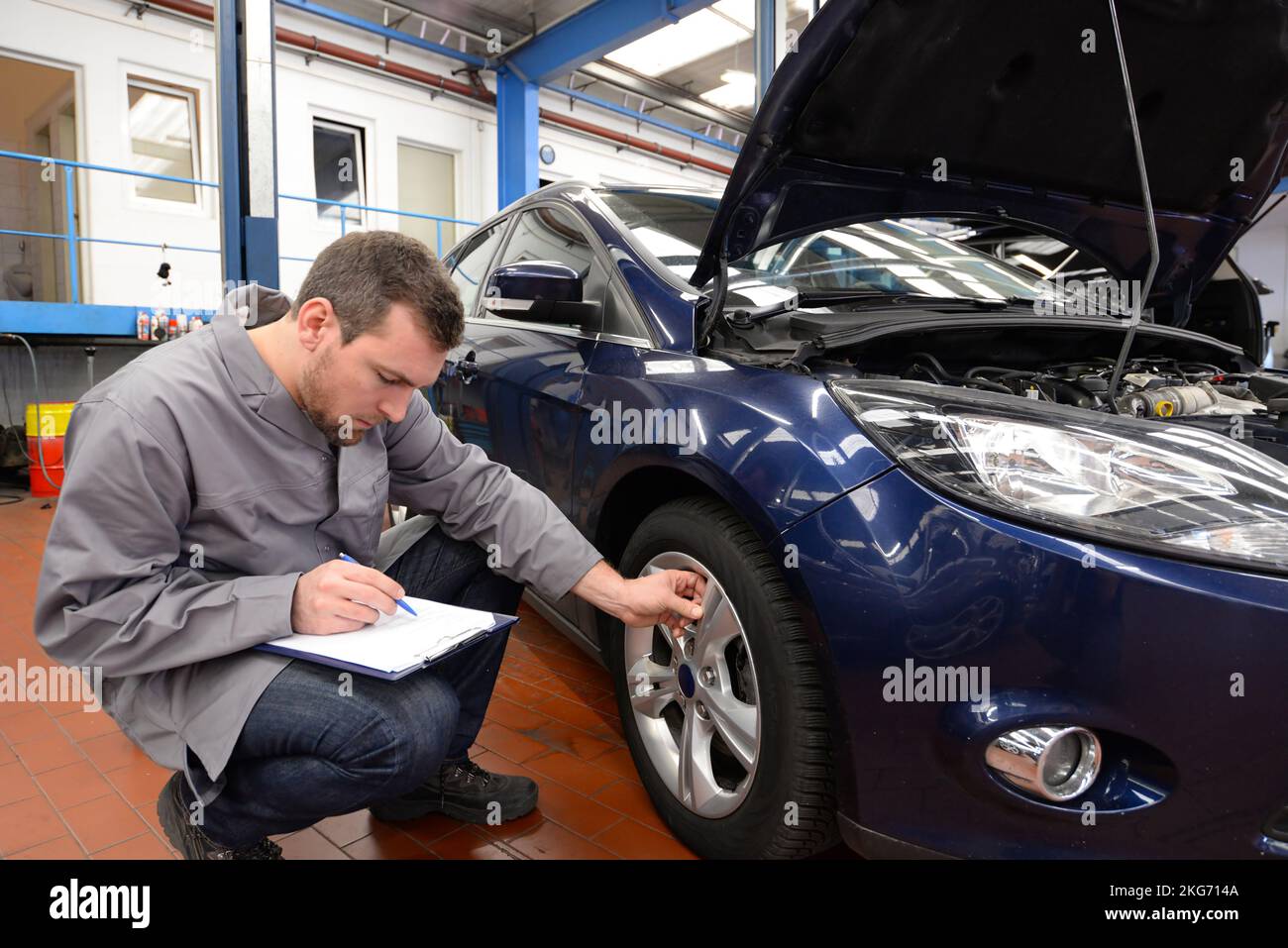 mechanic in a workshop checks and inspects a vehicle for defects Stock ...