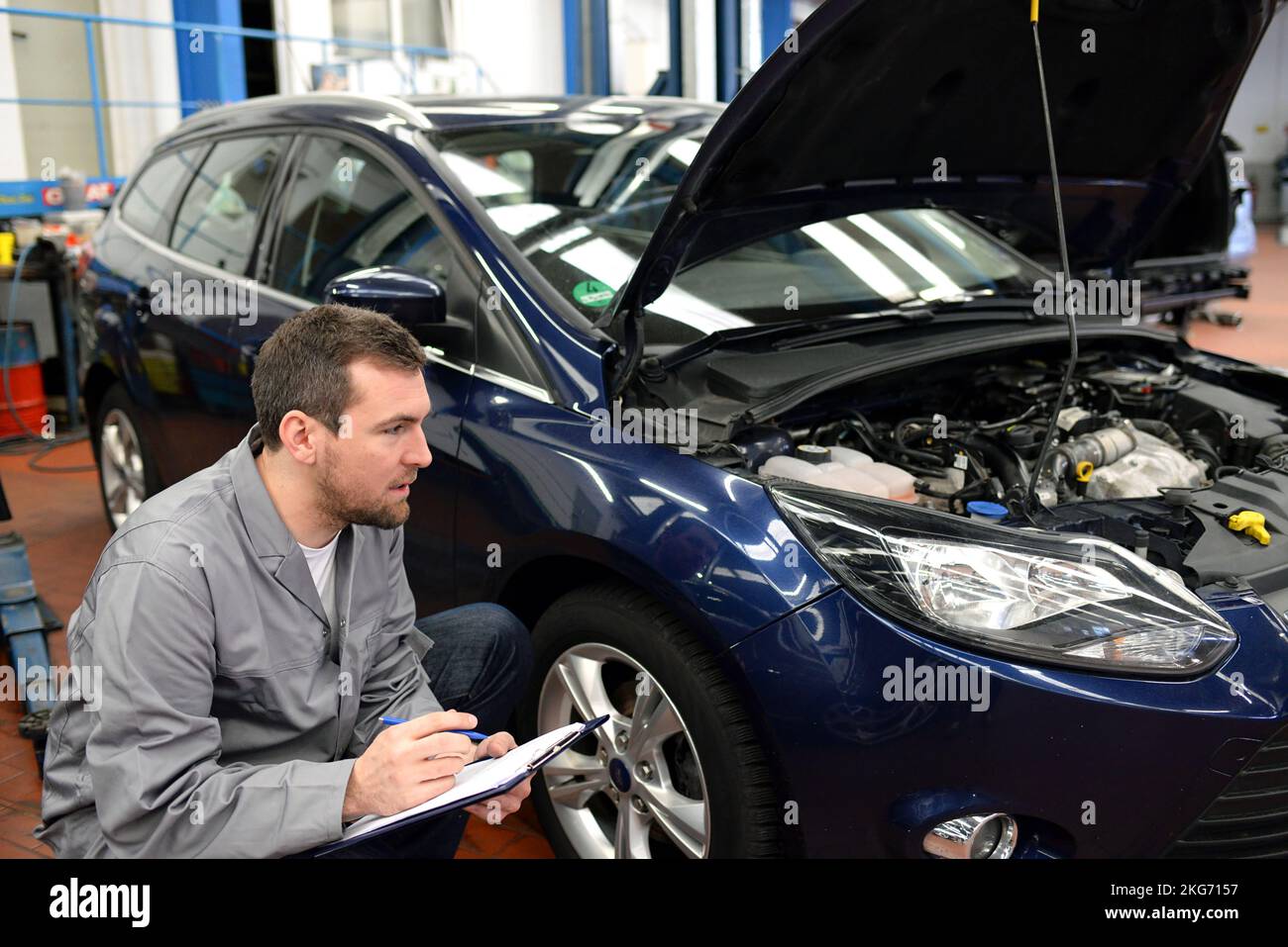 mechanic in a workshop checks and inspects a vehicle for defects Stock ...