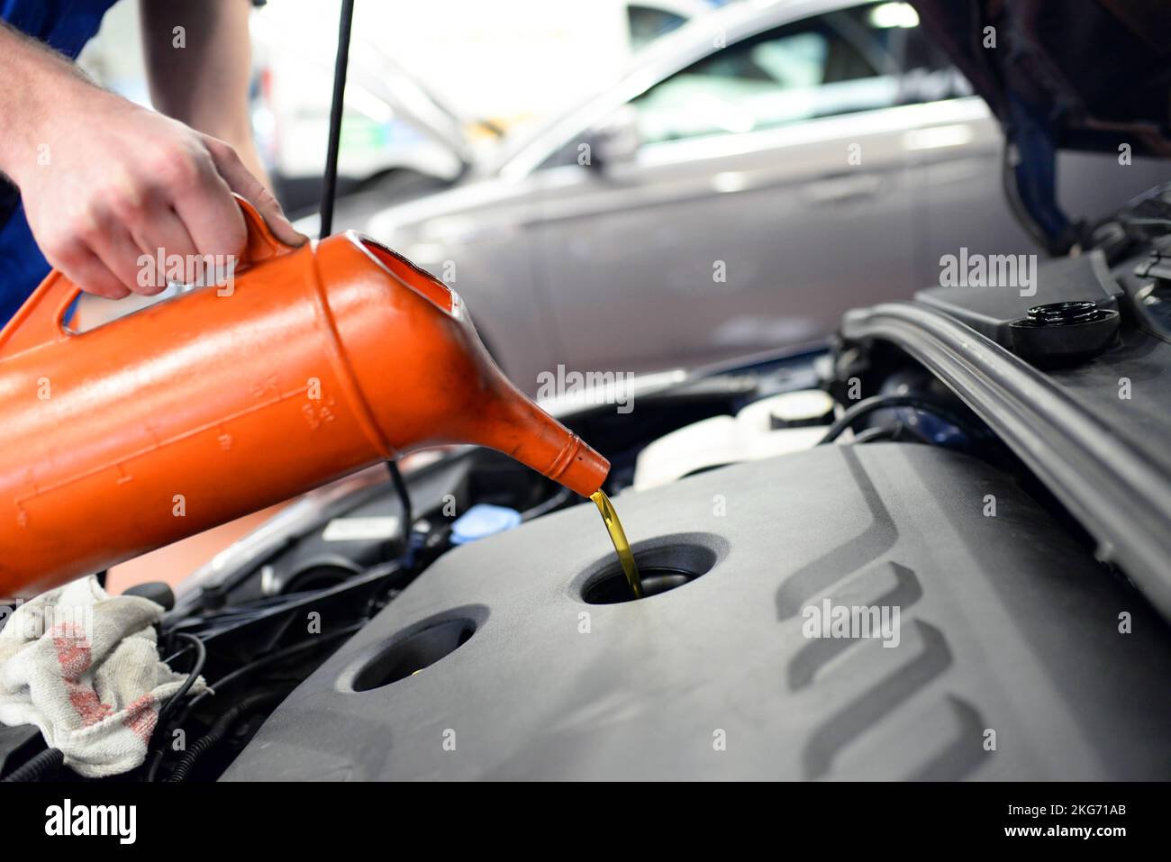 Worker in garage changes car hi-res stock photography and images - Alamy