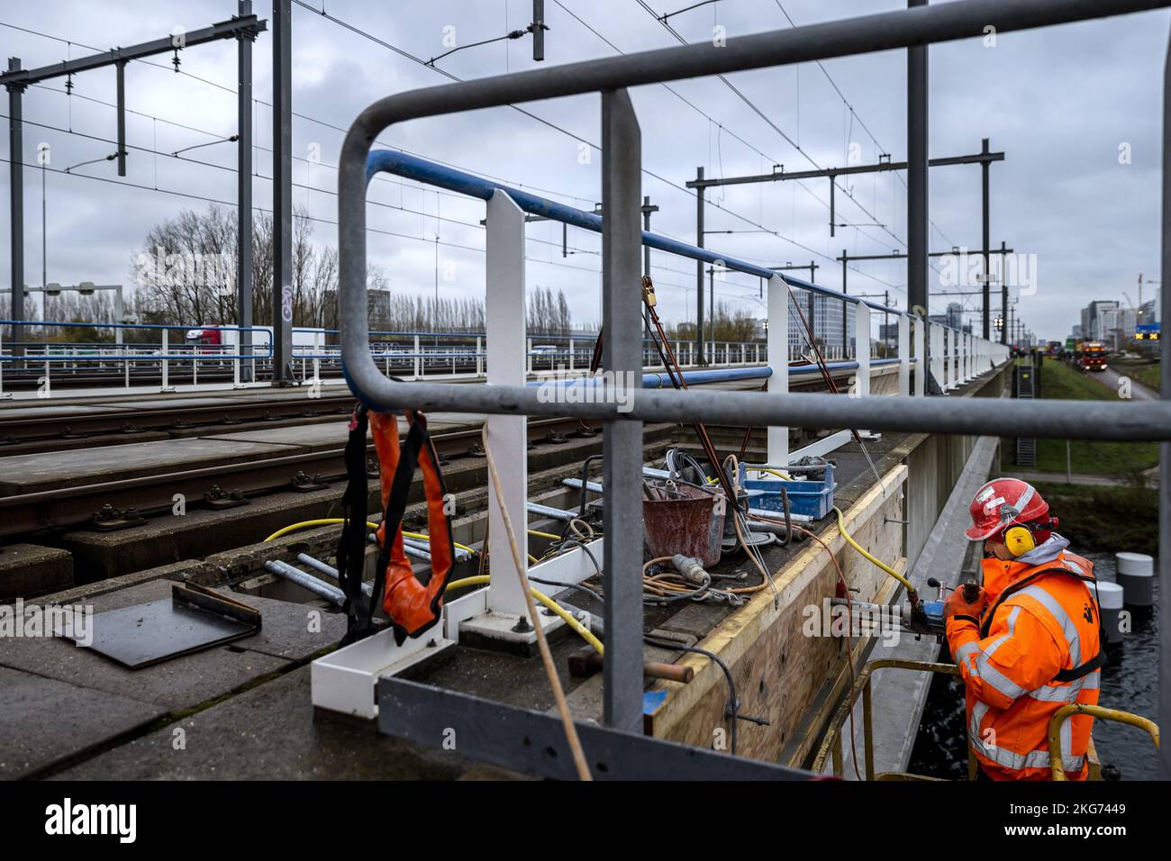 AMSTERDAM - Work on the track on the Schinkel Bridge. Due to rail works ...
