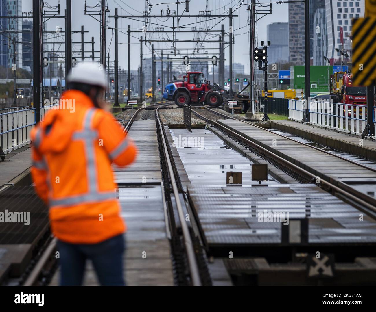 AMSTERDAM - Work on the track on the Schinkel Bridge. Due to rail works ...