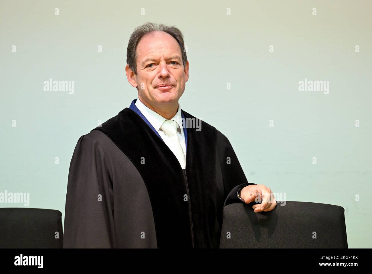 Judge seat hi-res stock photography and images - Alamy