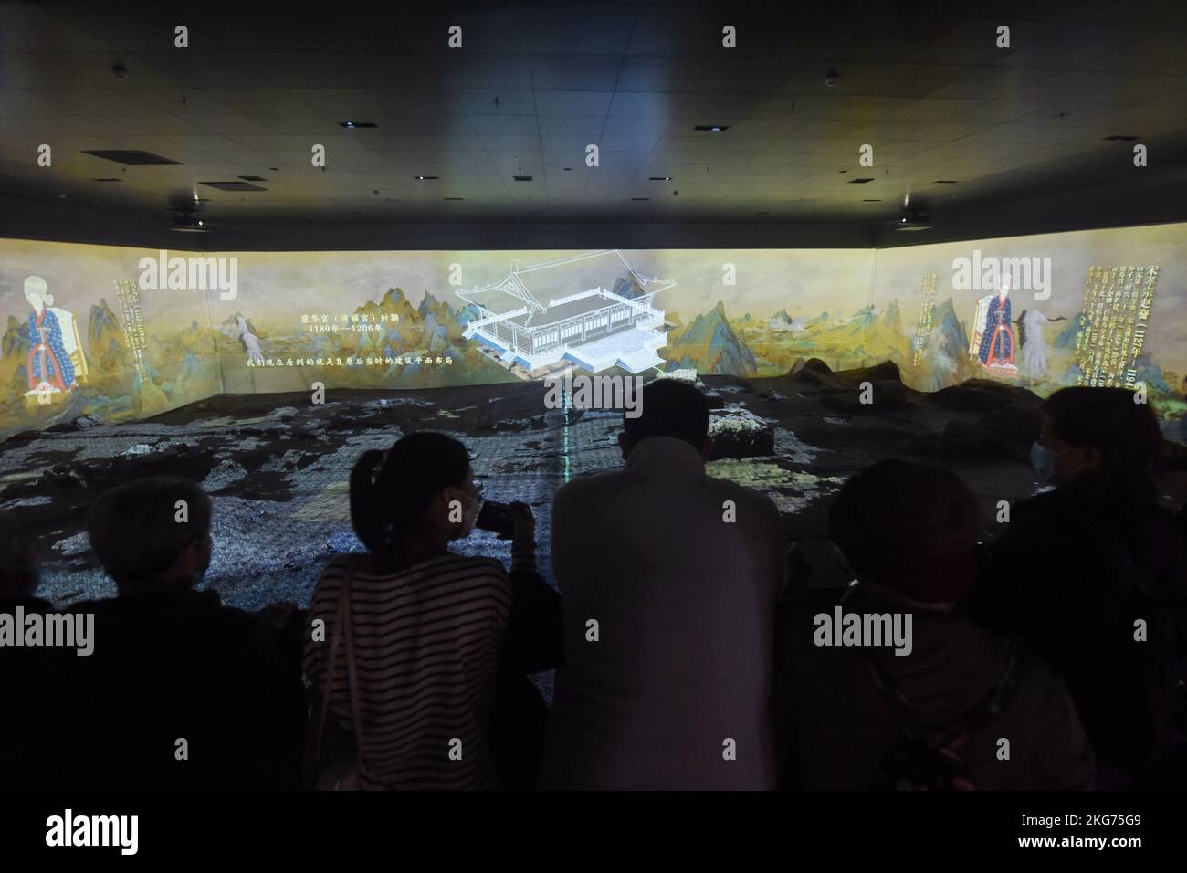 People are visiting the Deshou Palace of South Song Dynasty Site Museum ...