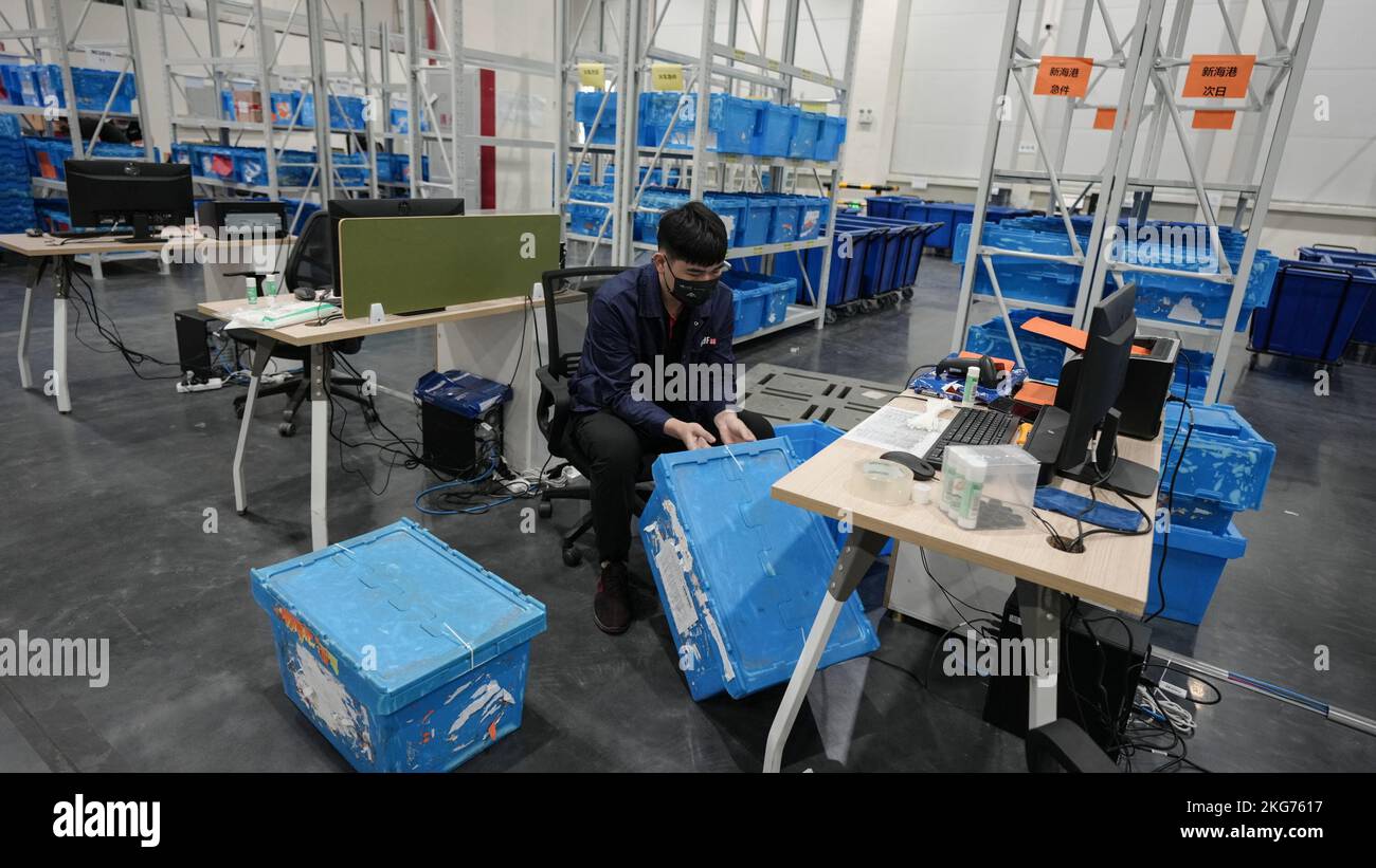 Staff is conducting random inspections on duty-free goods at China Duty ...