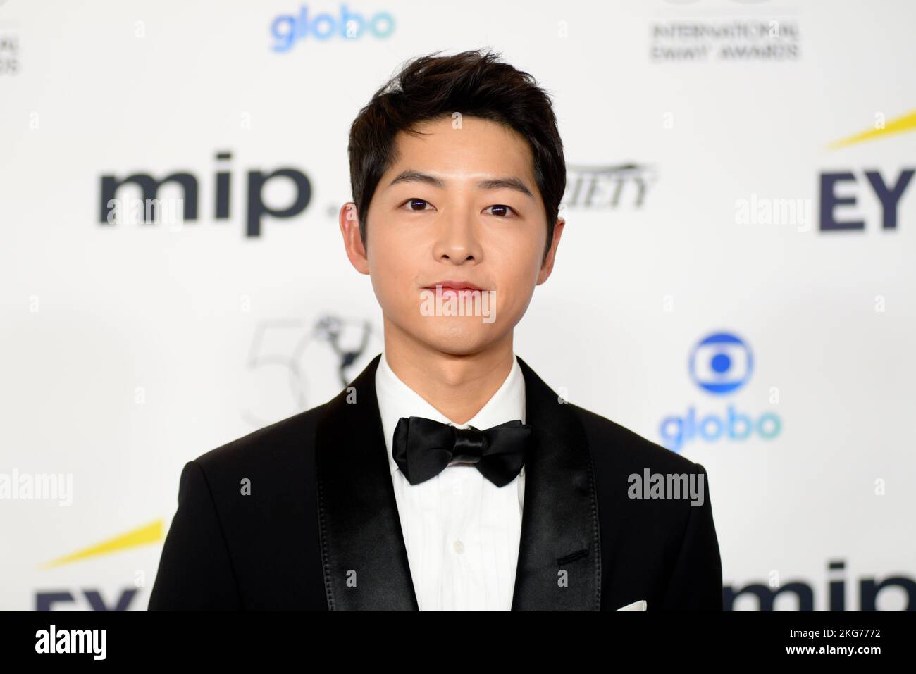 Song Joong-ki walking the red carpet at the International Emmy Awards ...