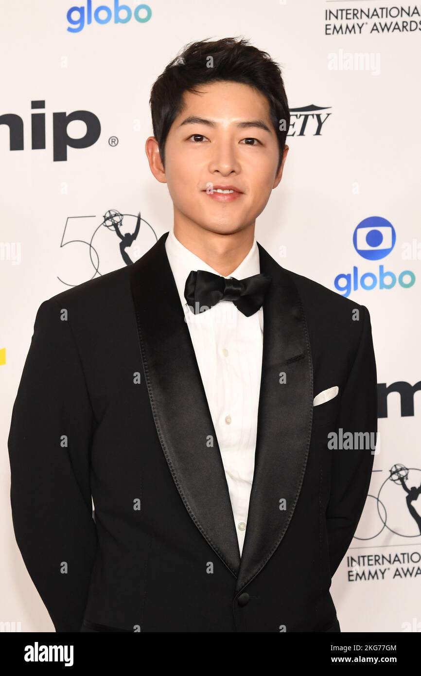 Song Joong-ki walking the red carpet at the International Emmy Awards ...