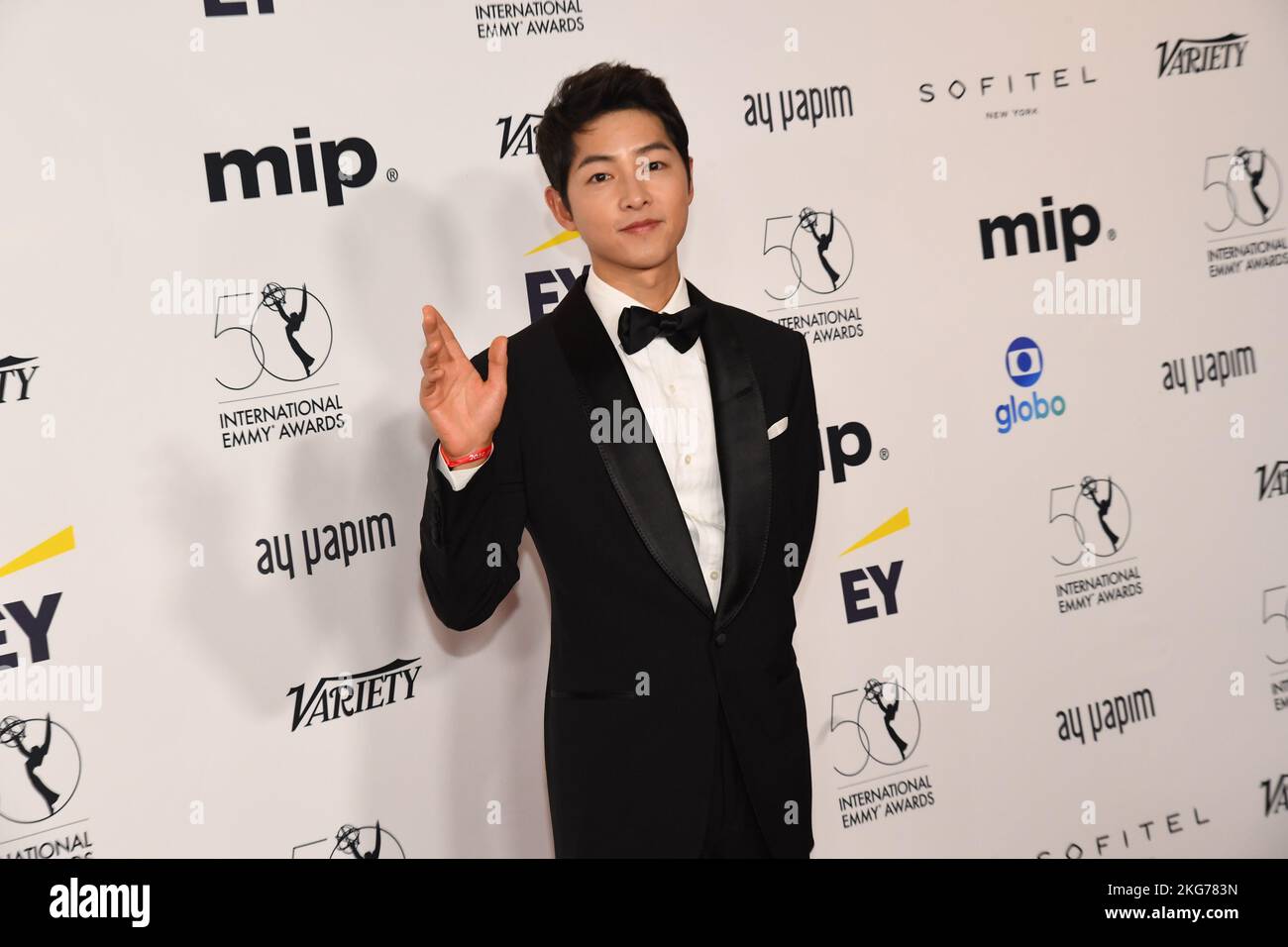 Song Joong-ki walking the red carpet at the International Emmy Awards ...