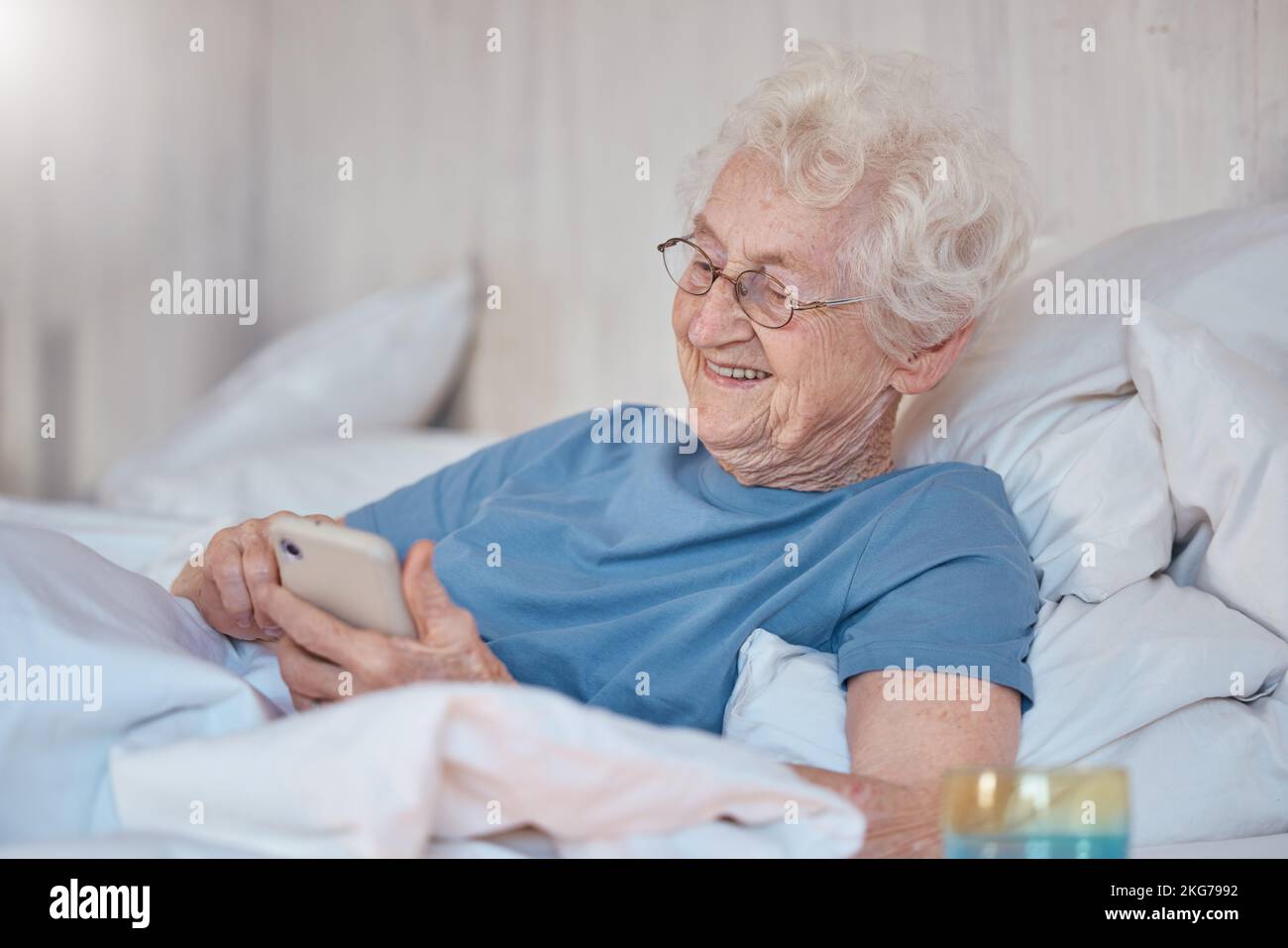 Elderly old lady typing text hi-res stock photography and images - Alamy
