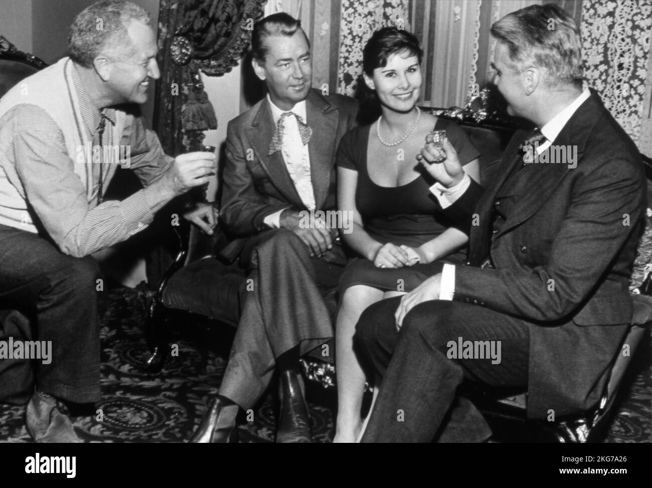 Informal meeting of director Delmer Daves with Alan Ladd, Marisa Alasio and Kent Smith 1958 ...