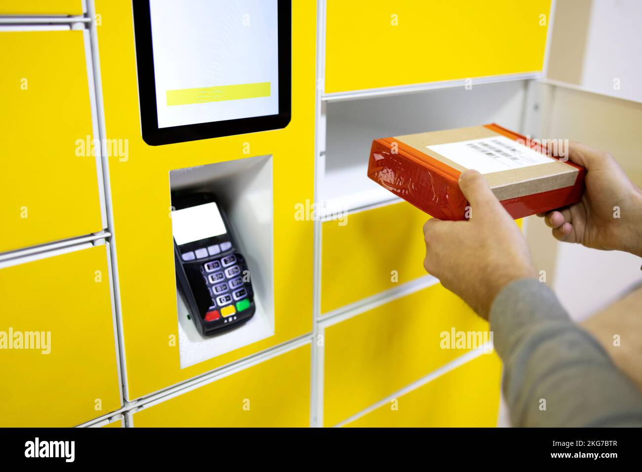 Man shopping service station hi-res stock photography and images - Alamy