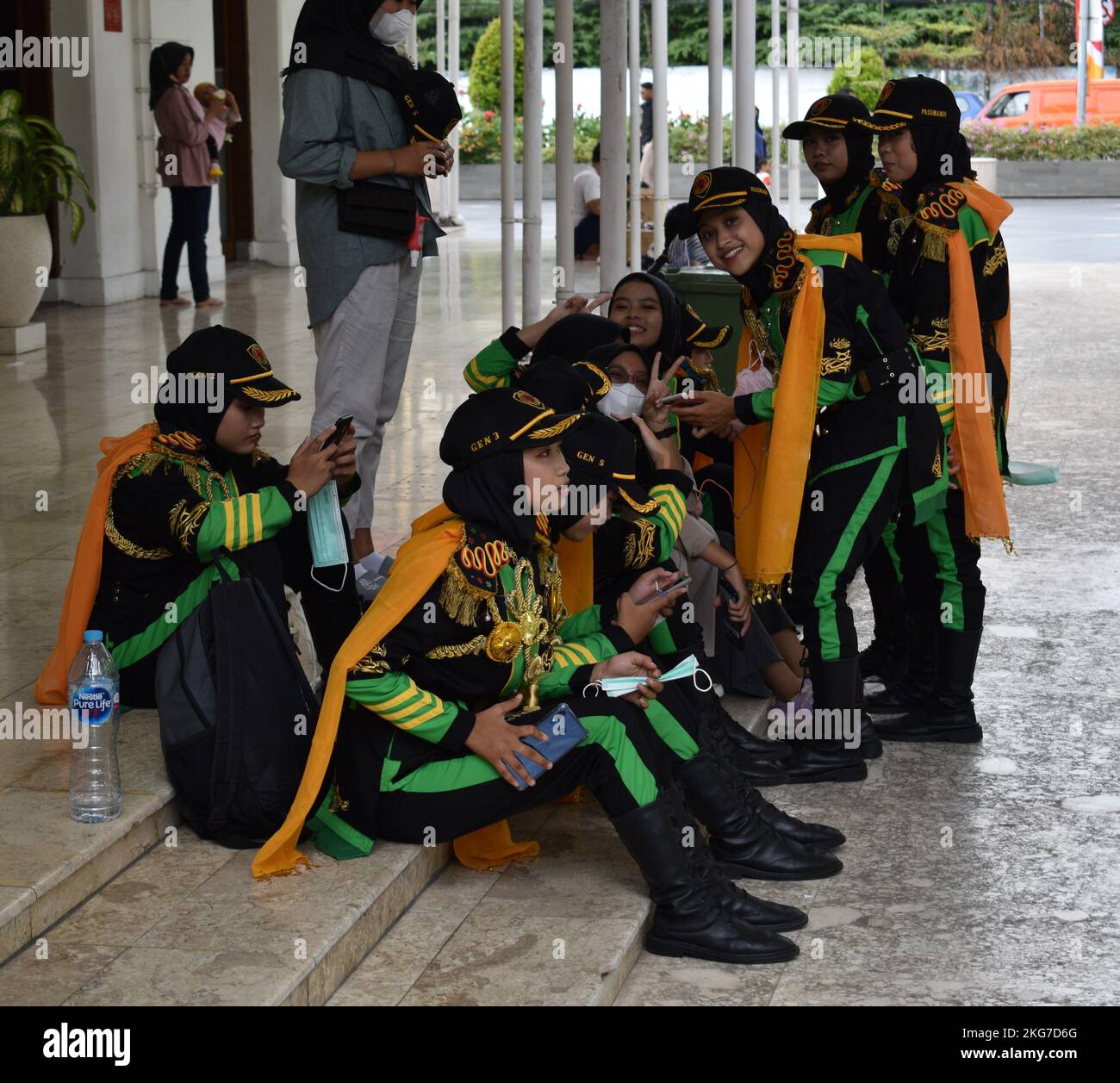 Using mobile phone school children hi-res stock photography and images ...