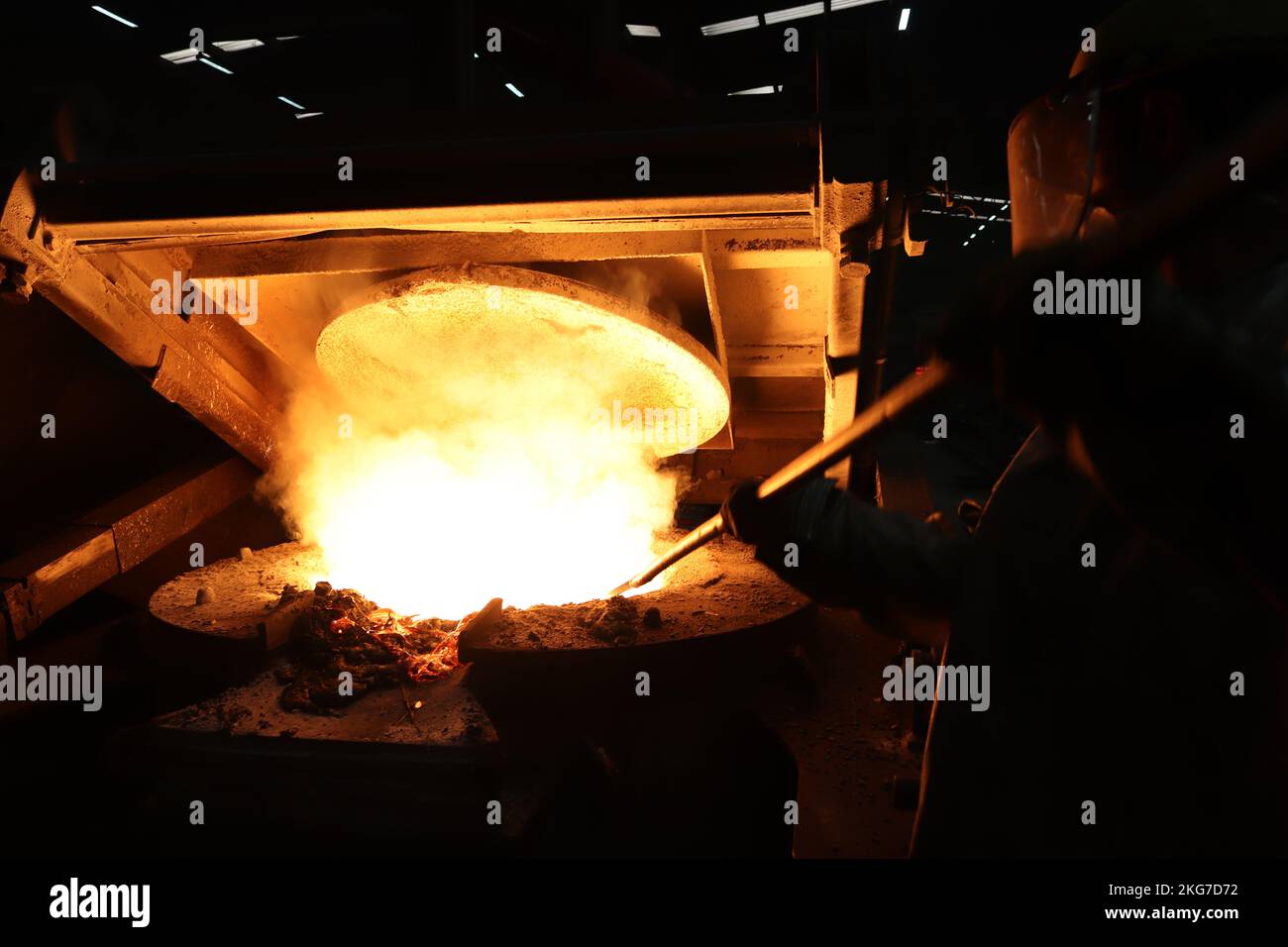 Metal industry work - pouring molten metal Stock Photo - Alamy
