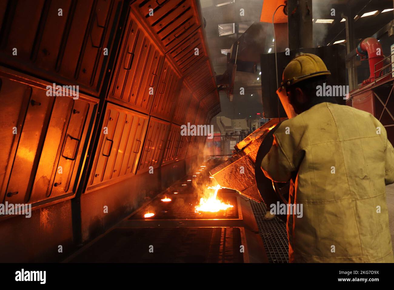 Pouring molten metal equipment hi-res stock photography and images - Alamy