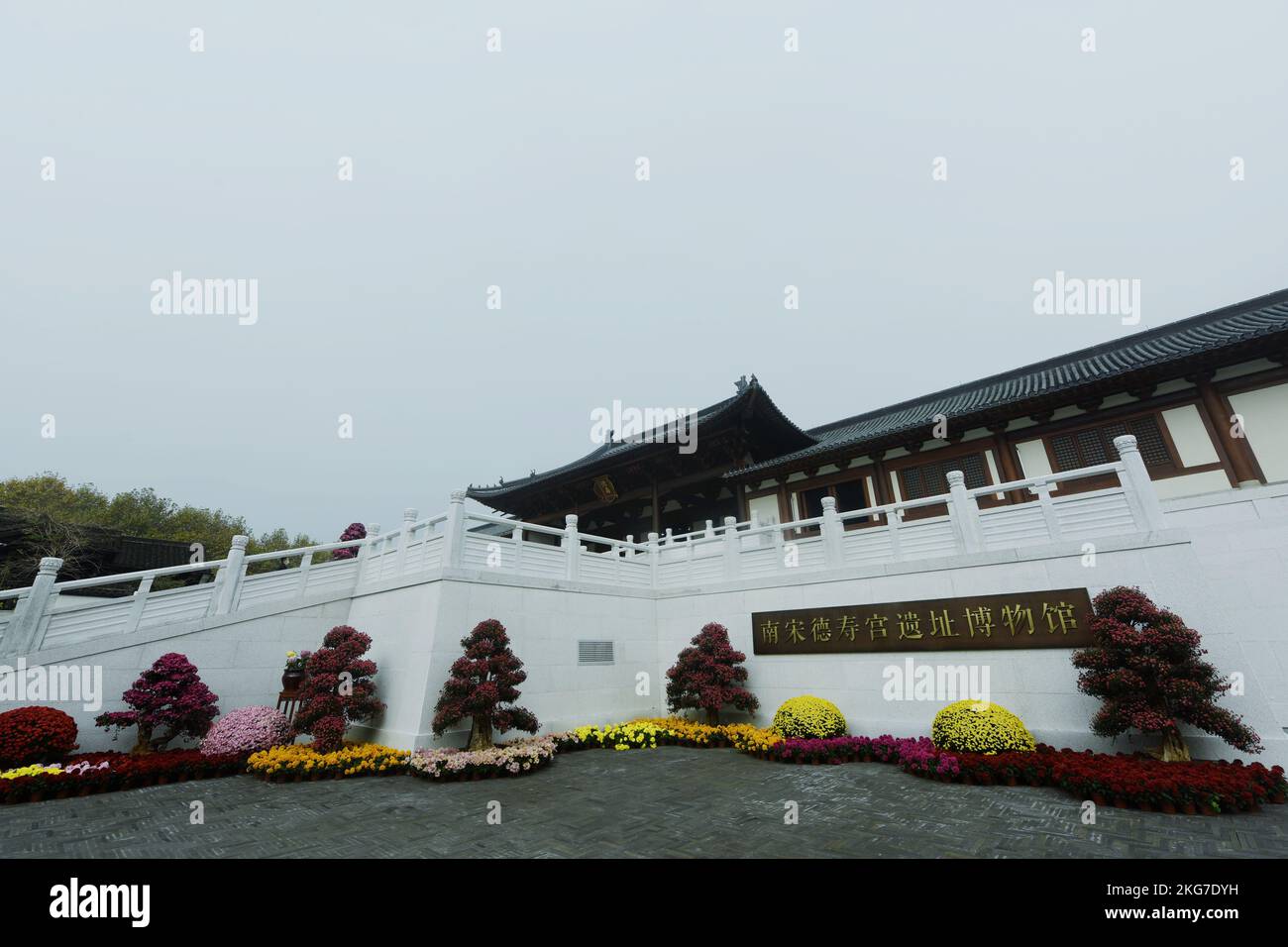 People are visiting the Deshou Palace of South Song Dynasty Site Museum ...
