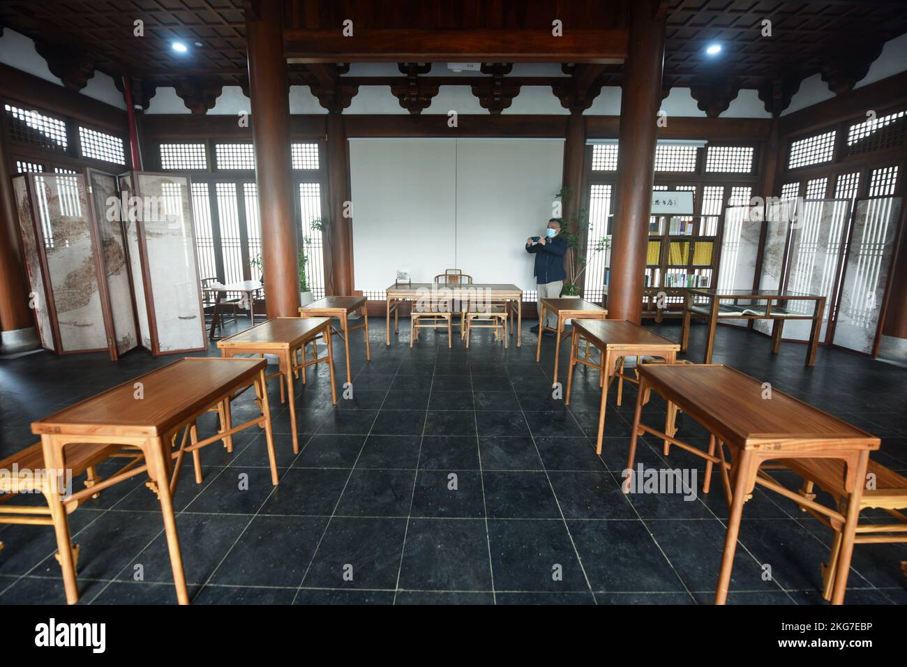 People are visiting the Deshou Palace of South Song Dynasty Site Museum ...