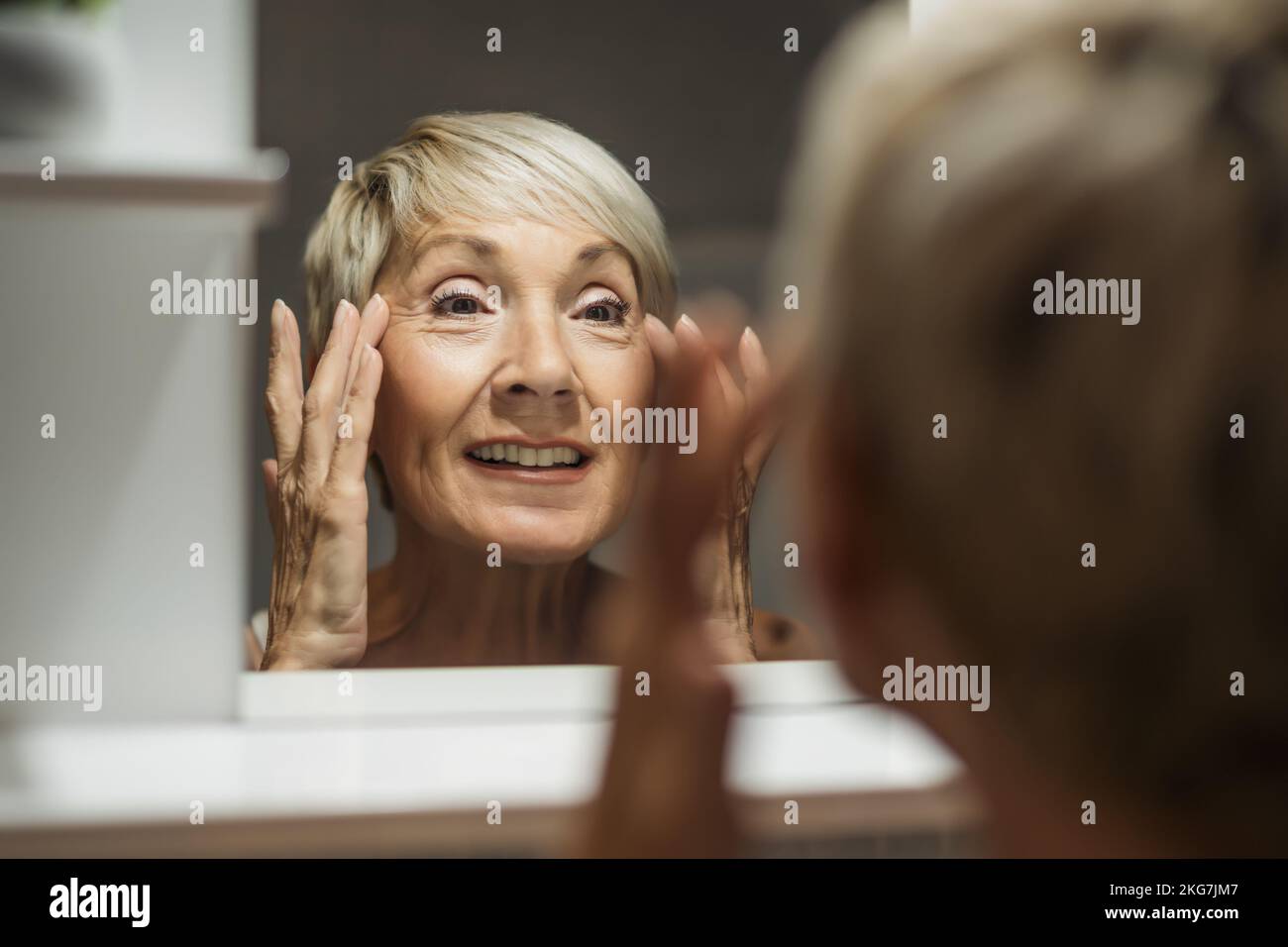 Woman mature face skin mirror hi-res stock photography and images - Alamy