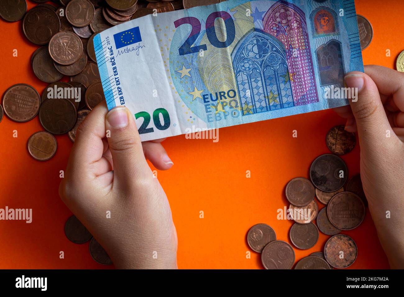 A child's hand holding 20-euro banknotes Stock Photo - Alamy