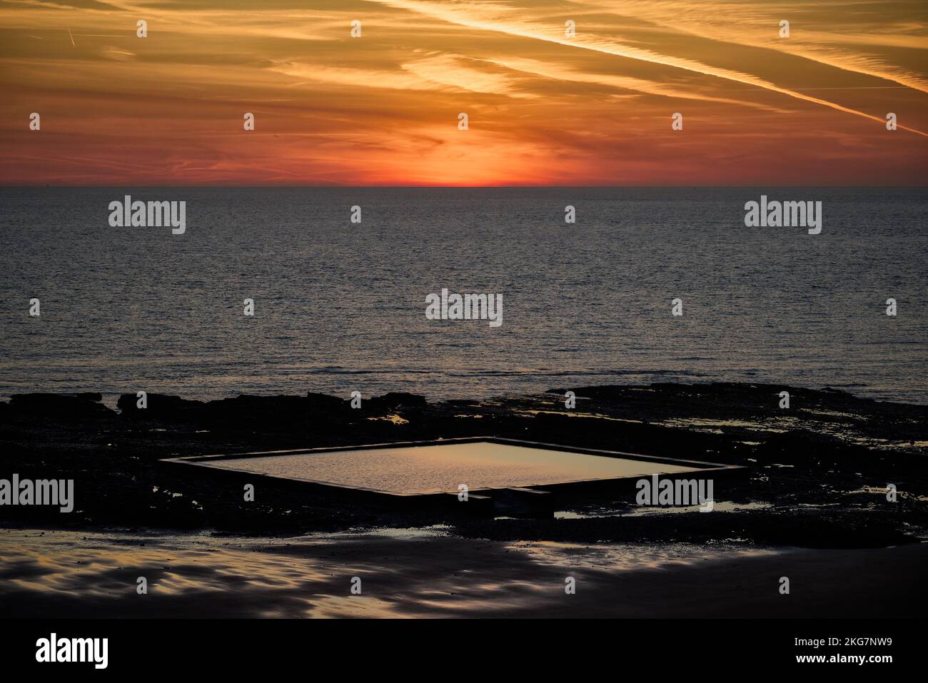 Golden hour over the tidal pool at Viking Bay in Broadstairs Stock ...