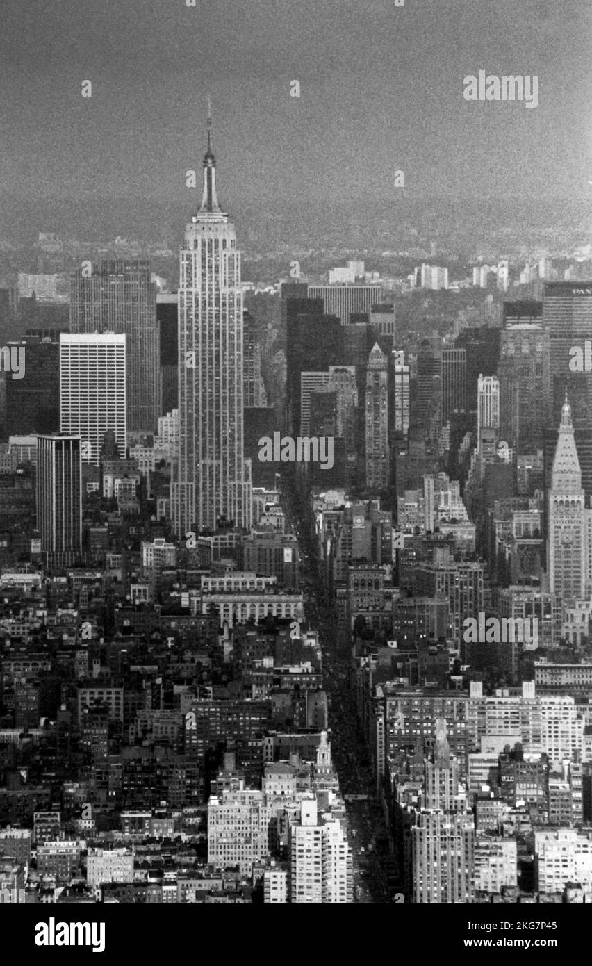 The view up Fifth Avenue towards the Empire State Building and other ... The view up Fifth Avenue towards the Empire State Building and other ...