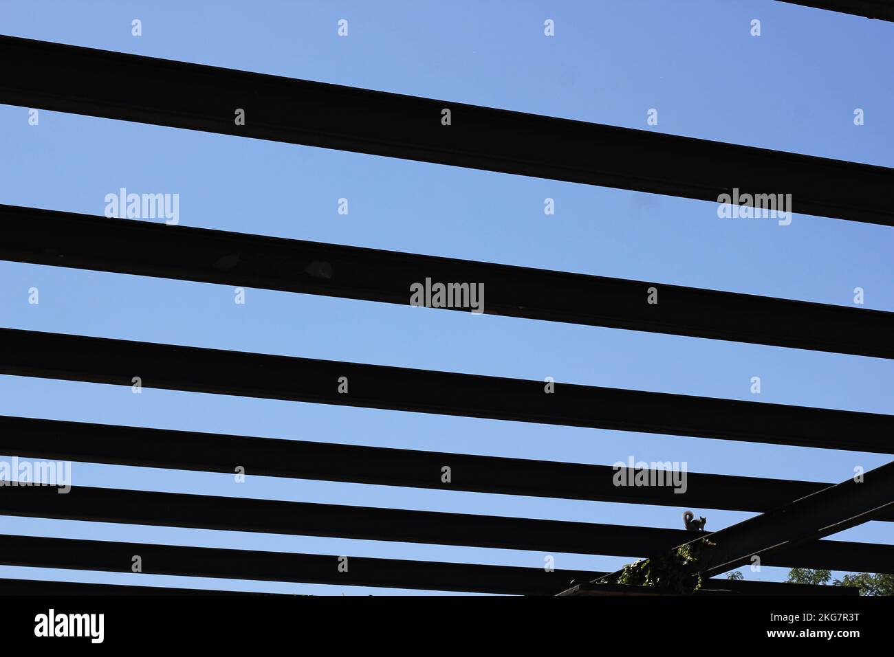 Overhead steel beams crossing in a diagonal pattern Stock Photo - Alamy
