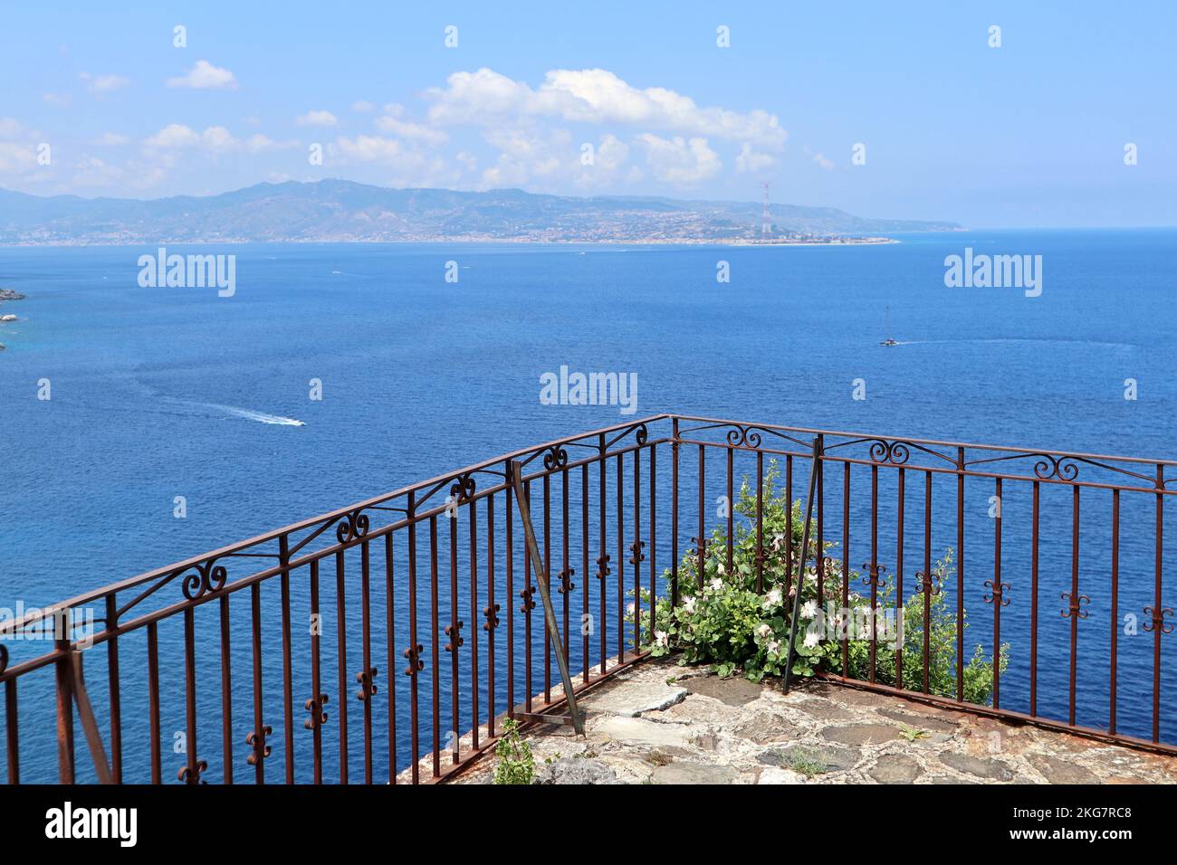 Scilla - Panorama verso Messina dalla terrazza di Castello Ruffo Stock ...