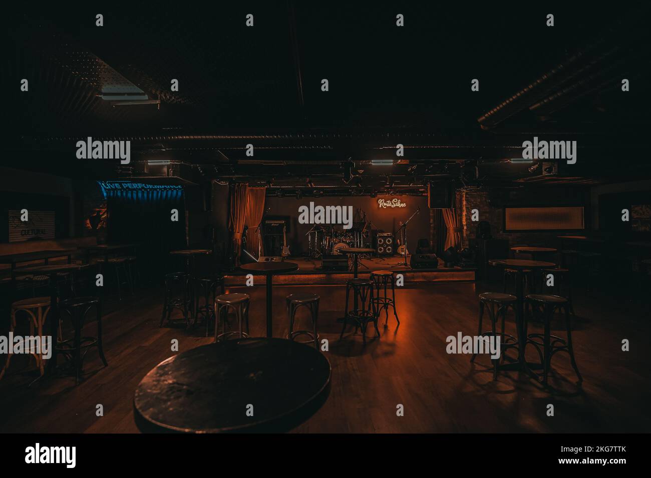 Stage spotlight actor hi-res stock photography and images - Alamy