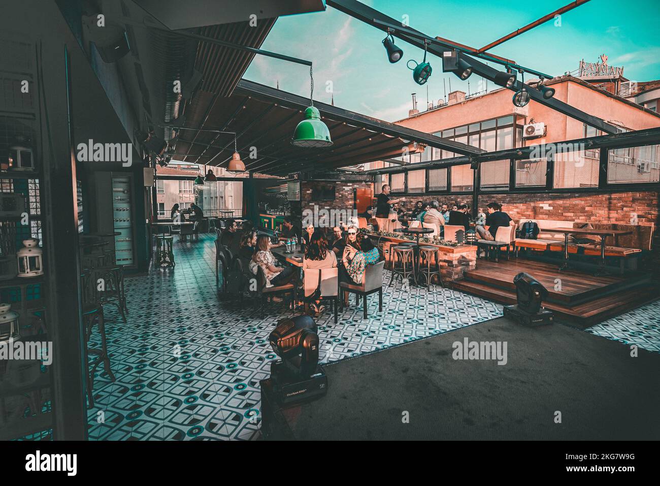Social distance restaurants hi-res stock photography and images - Alamy